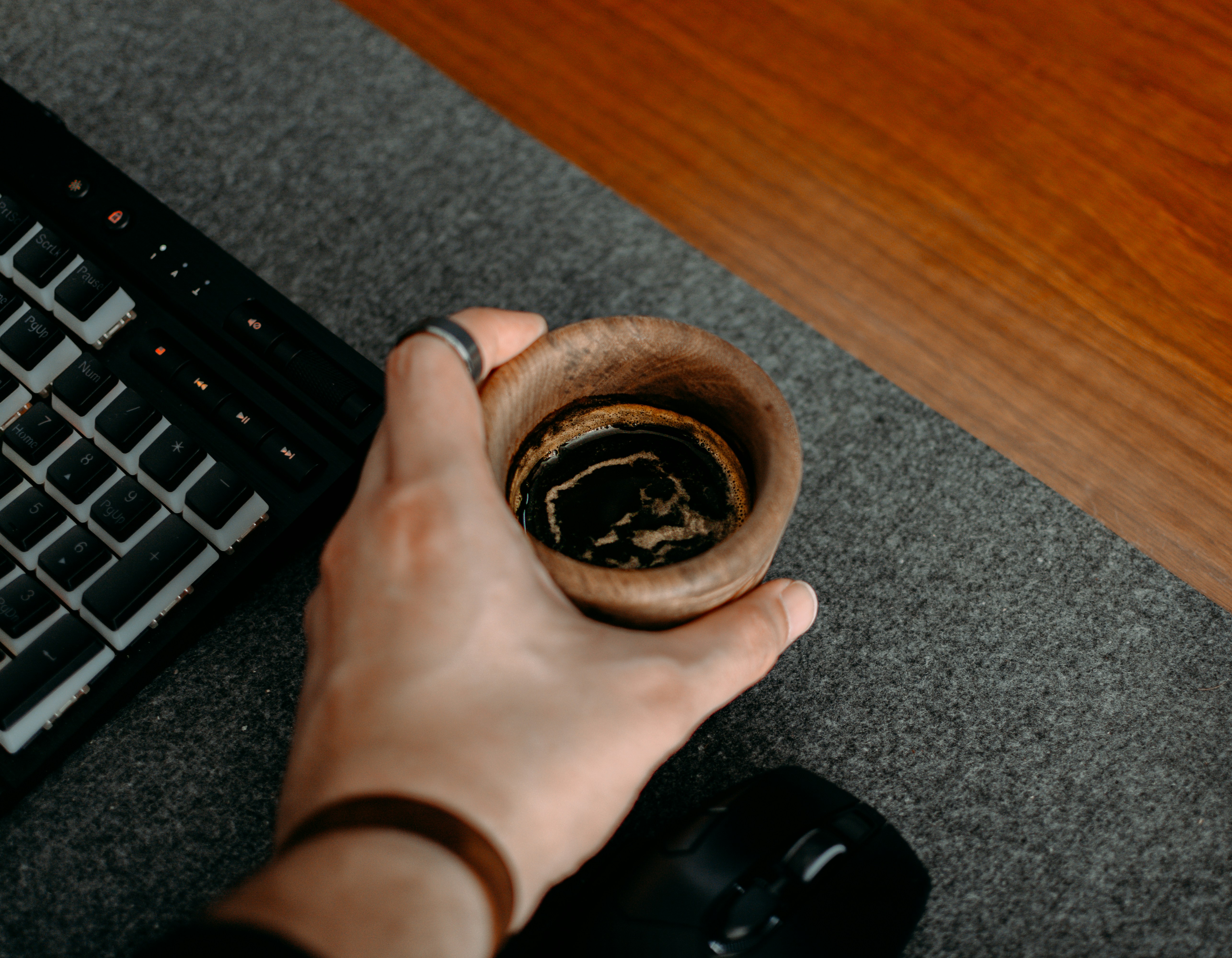 A person is typing on a computer with a wooden bowl photo – Free ...