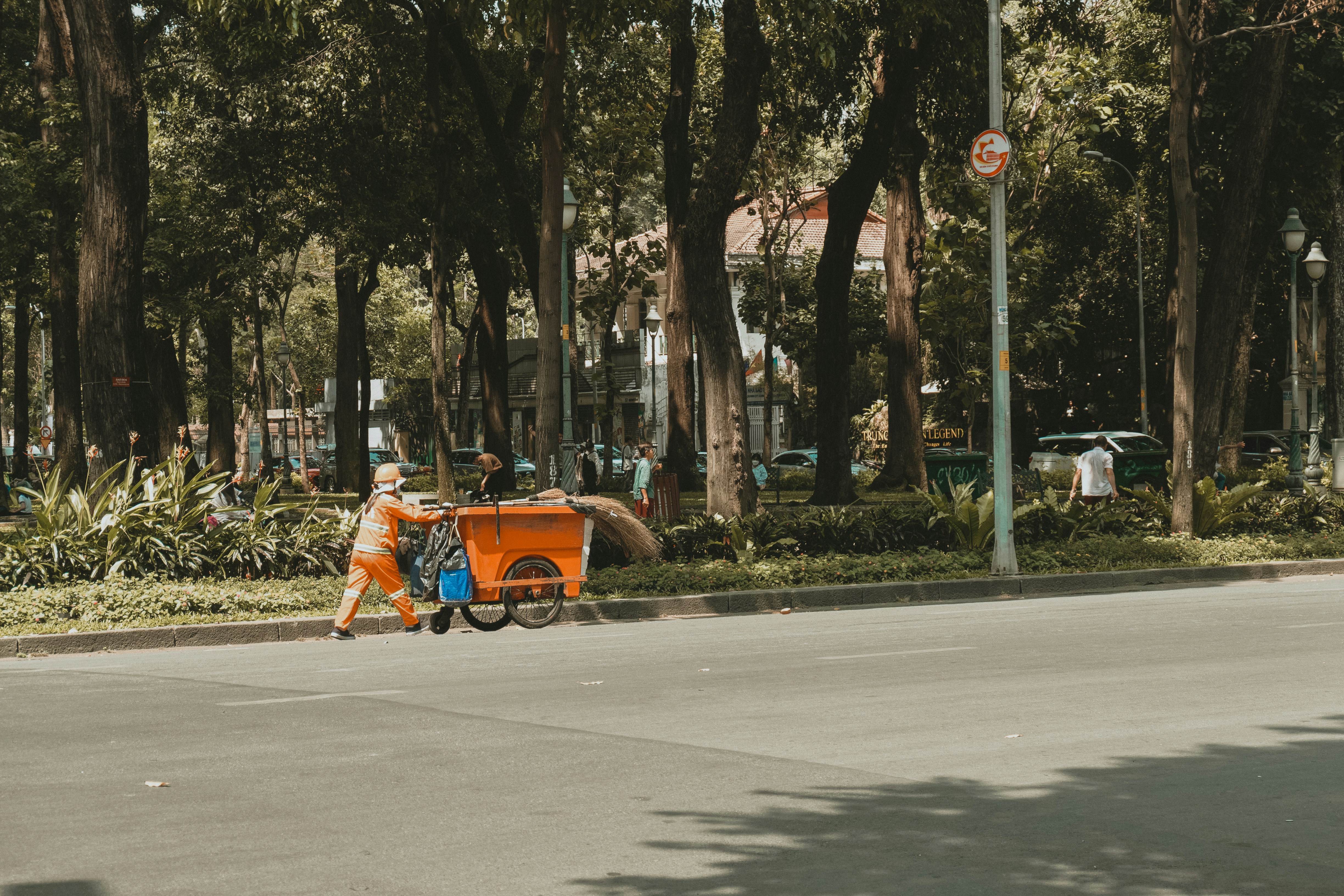 Orange Cart, Quiet Route: Morning Life Along the Parkside Boulevard