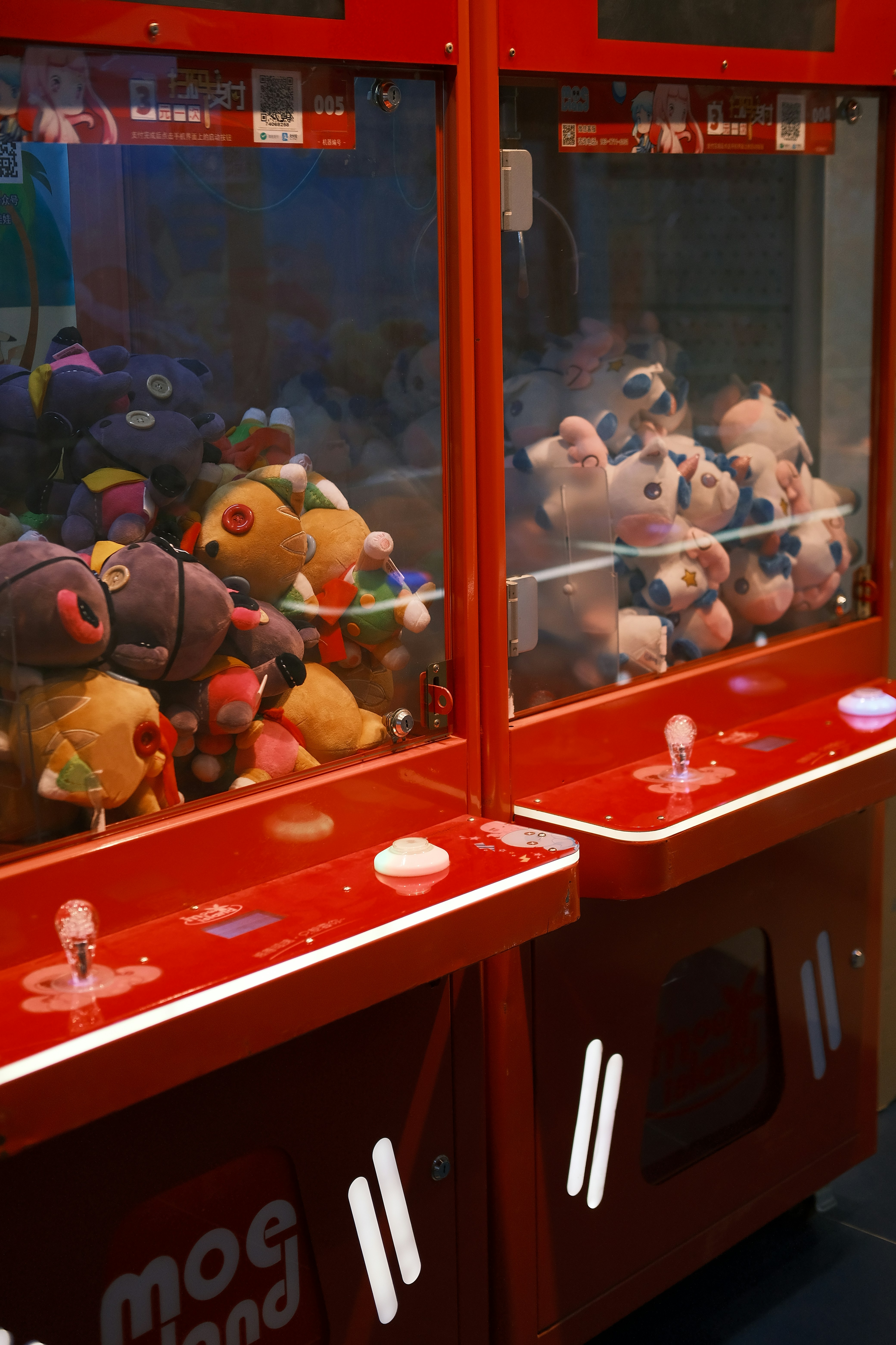 A bunch of stuffed animals in a vending machine photo – Free Shanghai ...