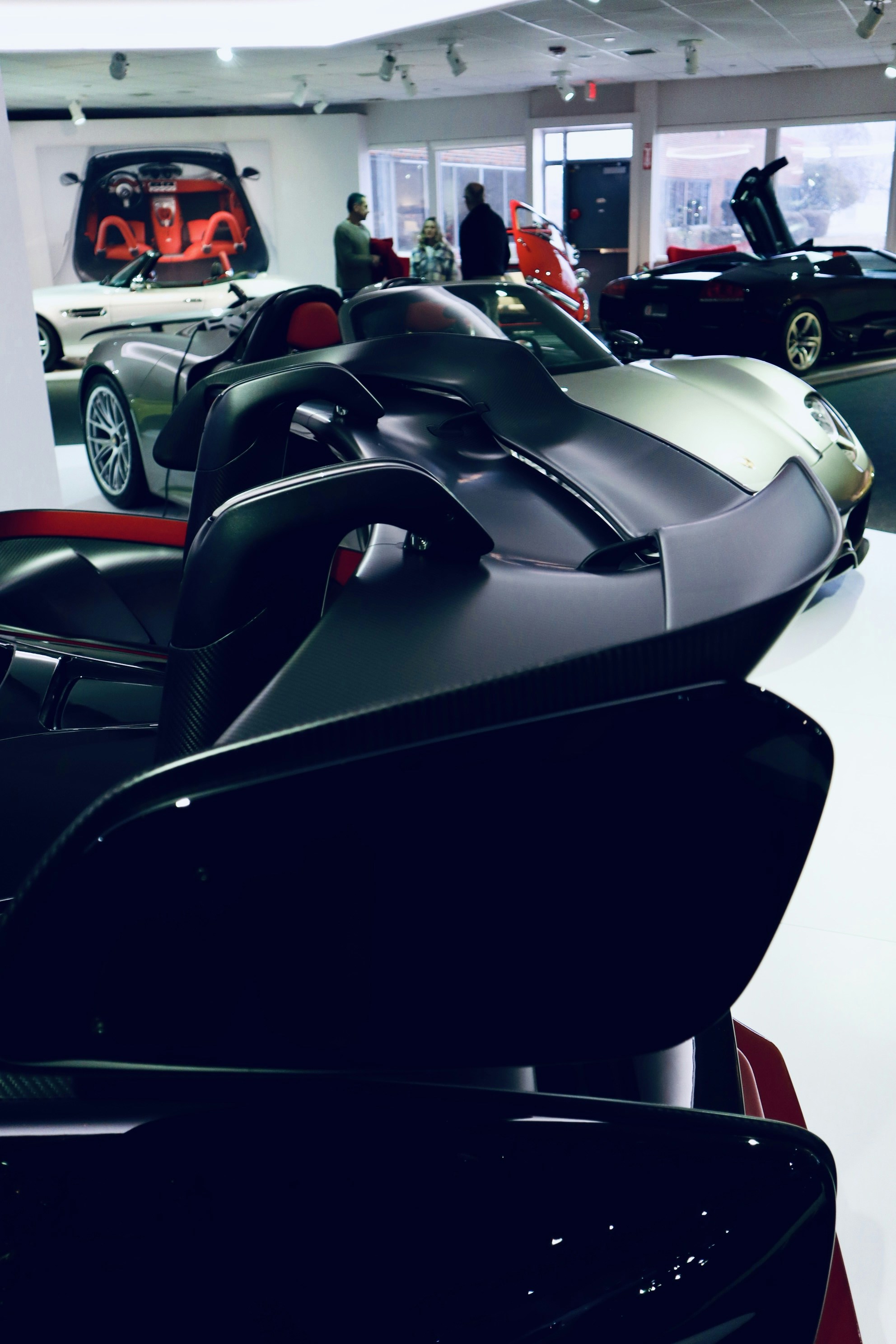 Una sala de exhibición de automóviles llena de muchos autos foto ...