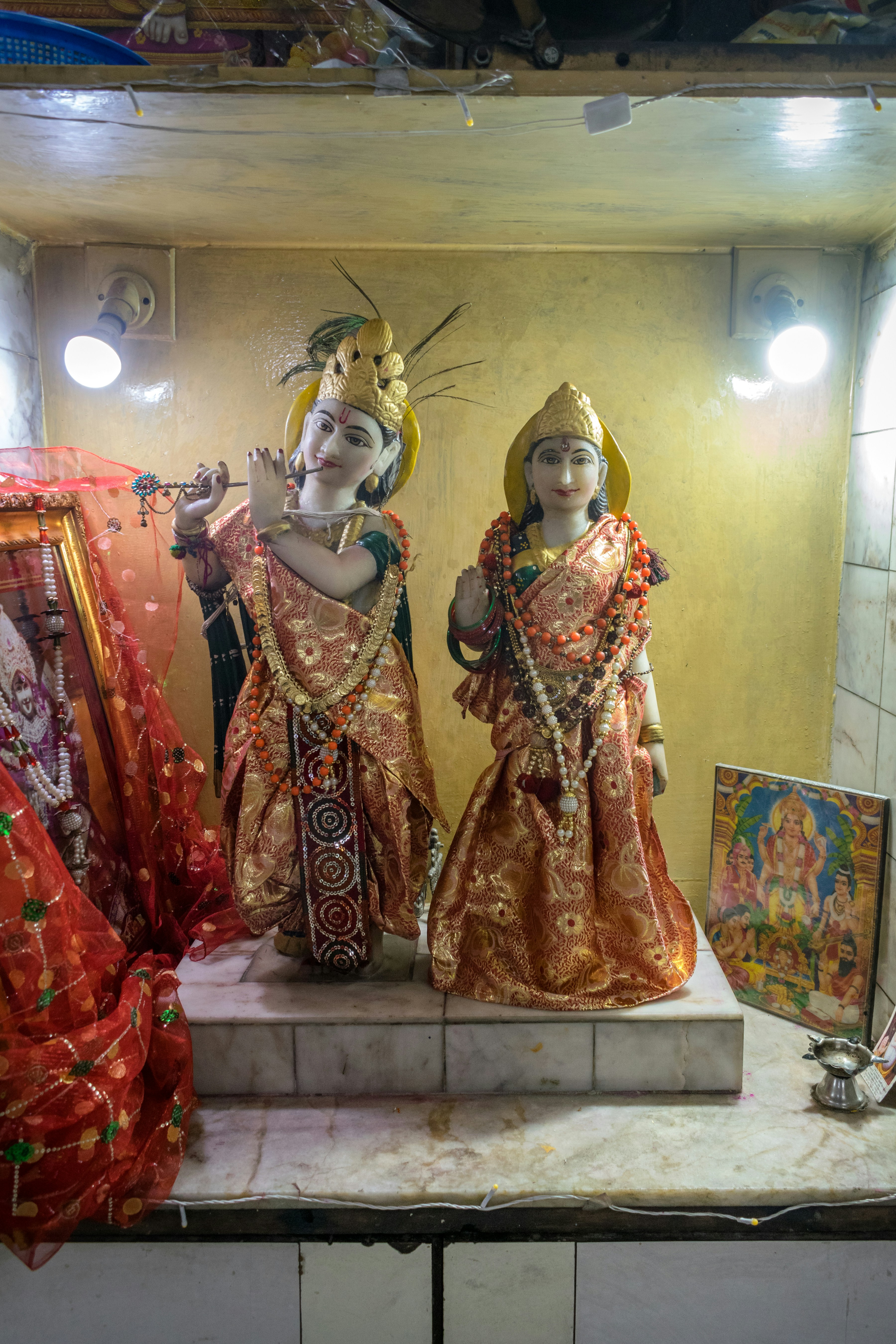 A couple of statues sitting on top of a counter photo – Free Mumbai ...
