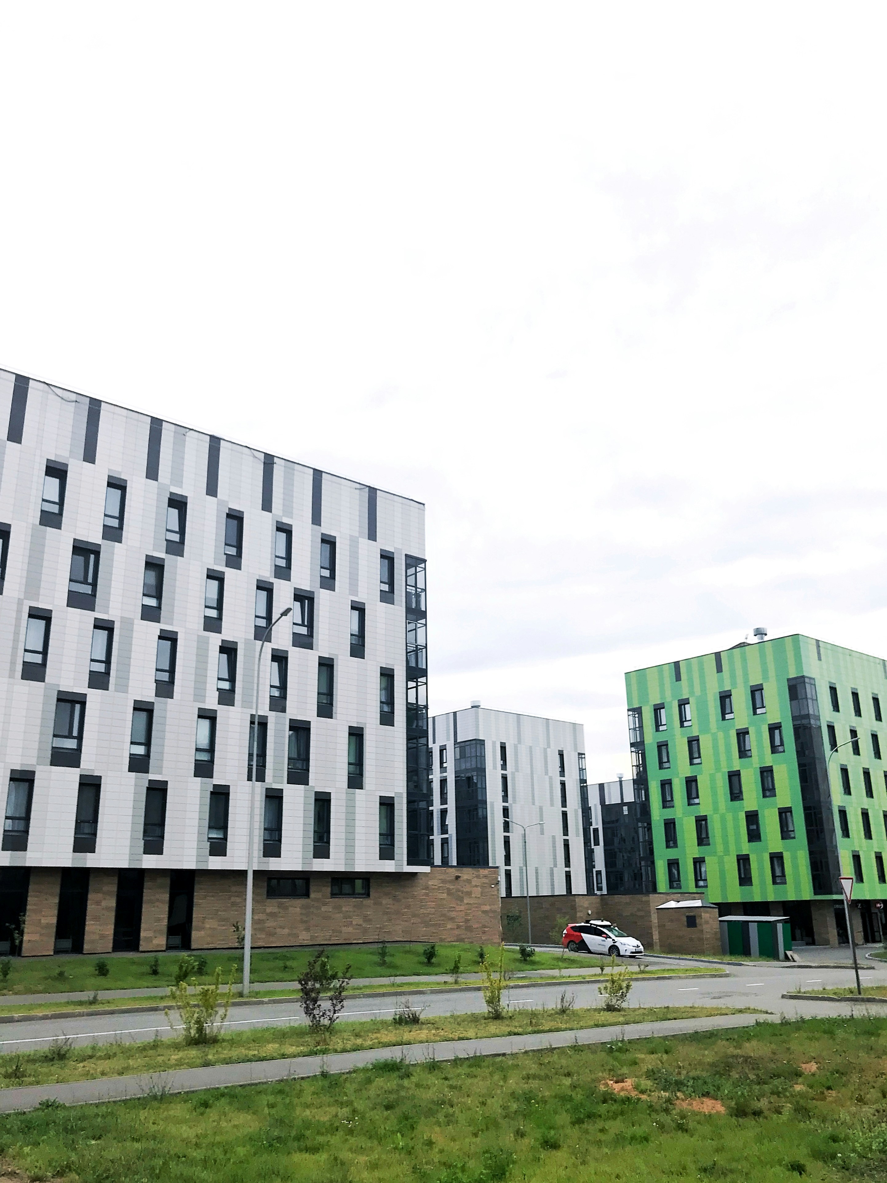 Grid Facades and Green Counterpoint: A Modern Housing Ensemble