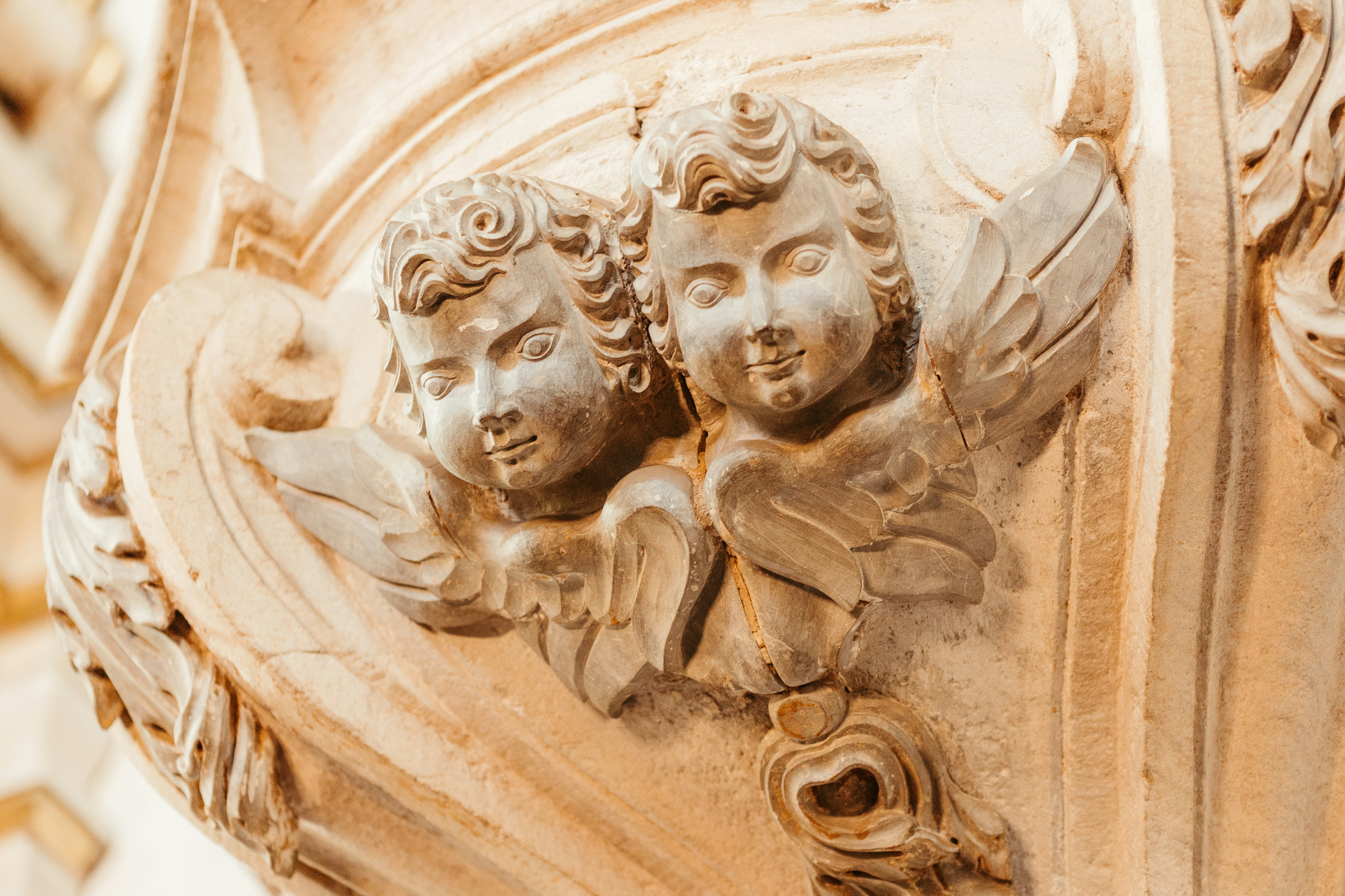 A close up of a statue of two cherubs photo – Free Woman Image on Unsplash