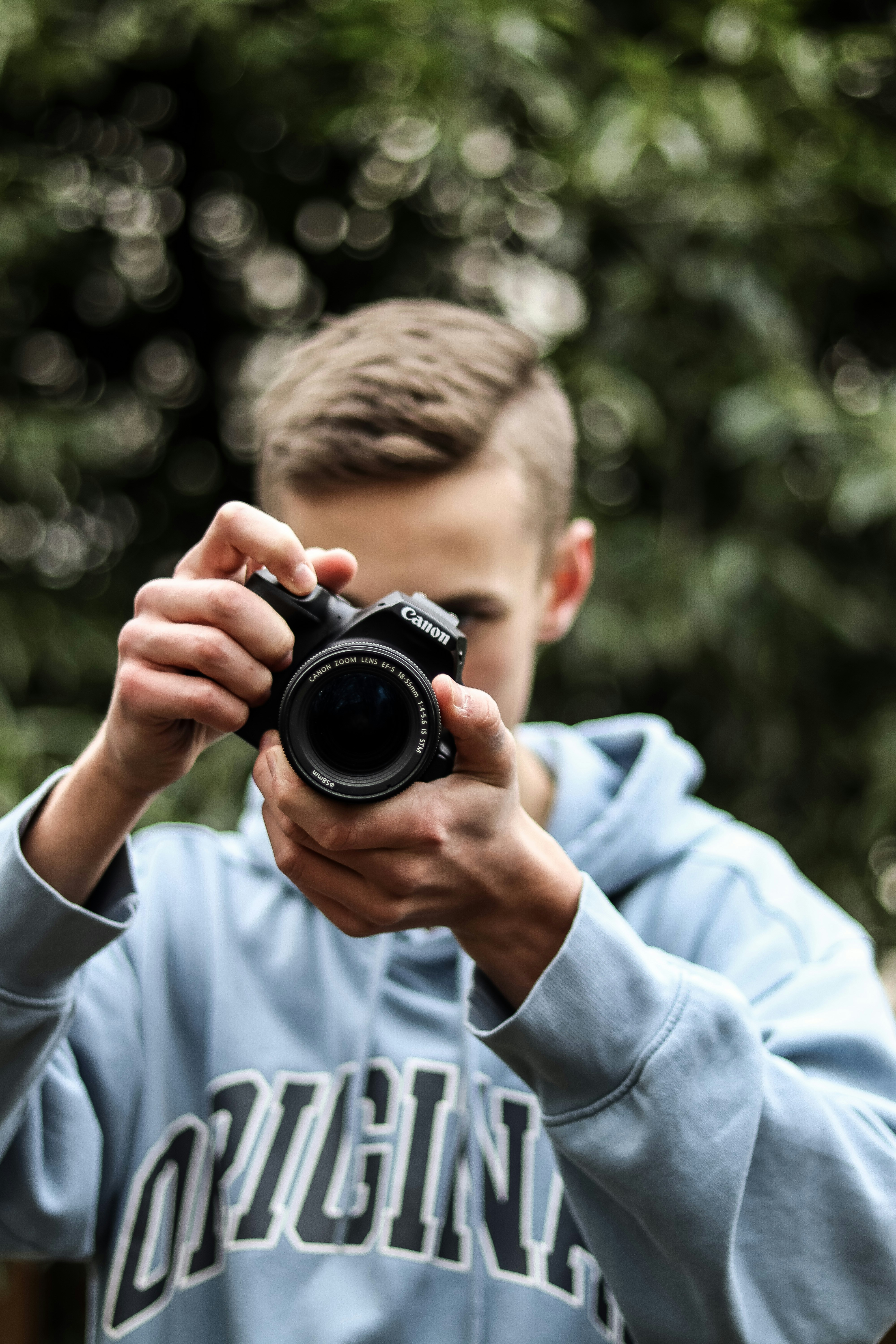 A man taking a picture with a camera photo – Free Caen Image on Unsplash