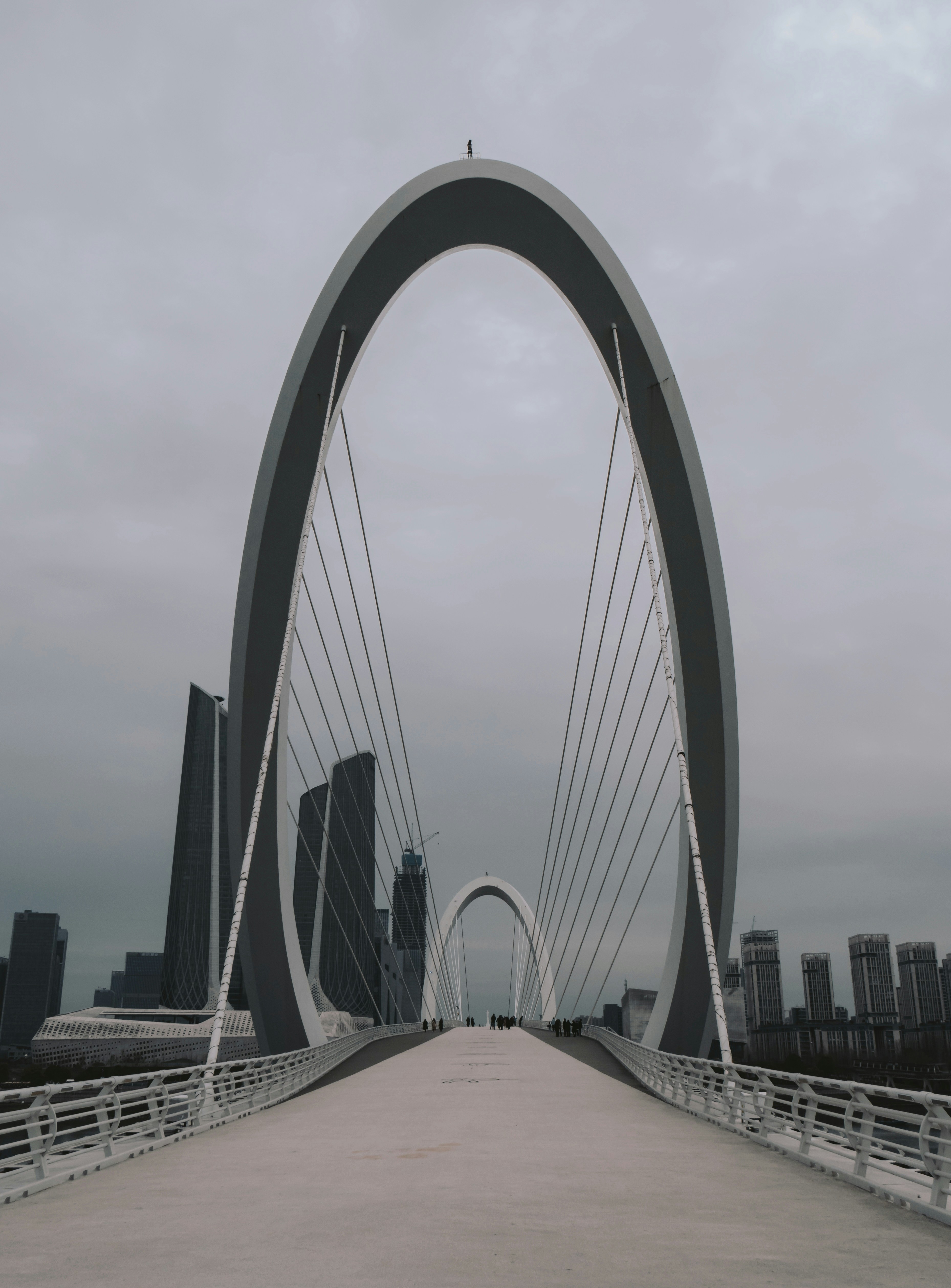 Un très grand pont avec un très grand bâtiment en arrière-plan photo ...