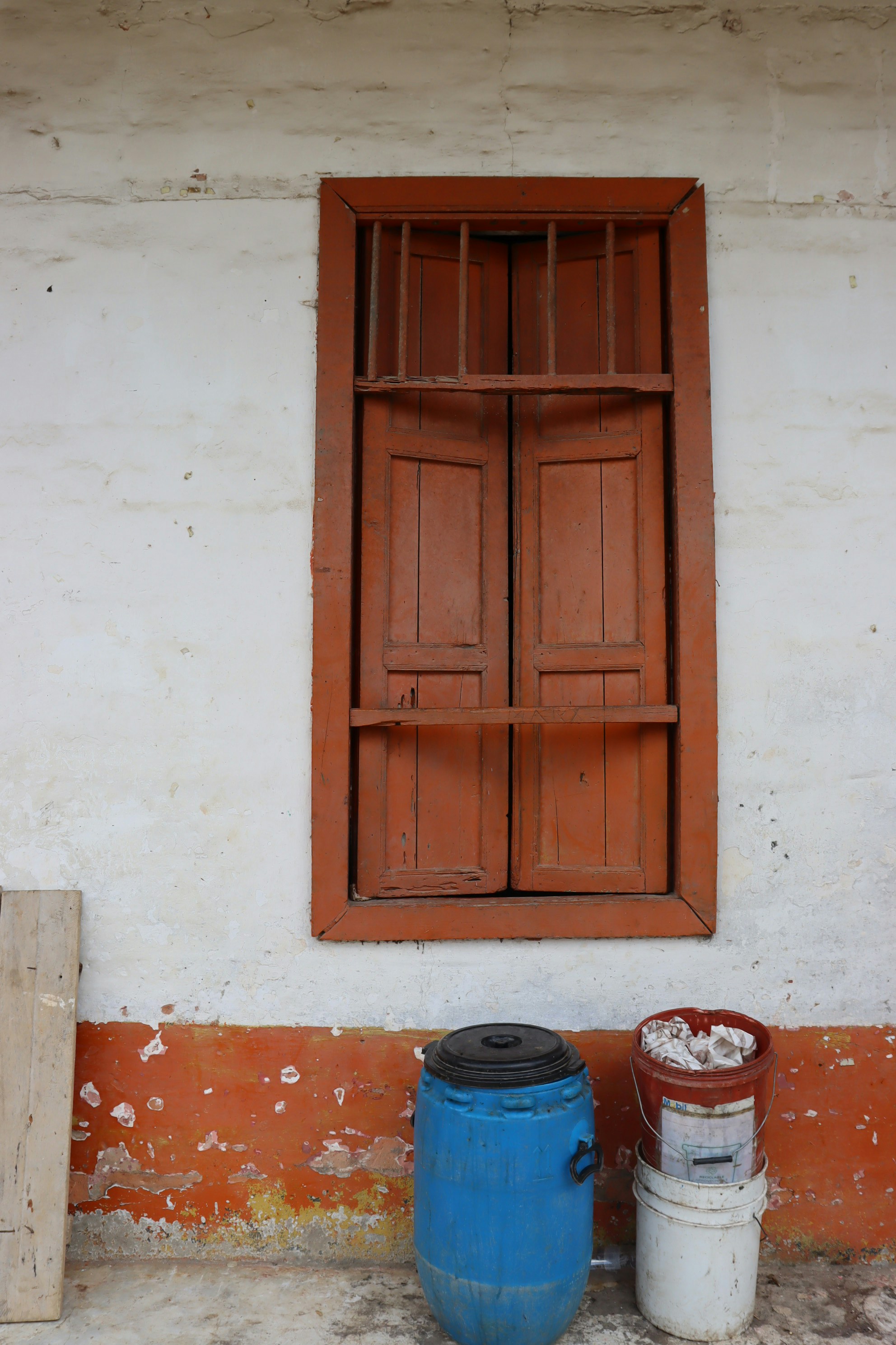 Un baril bleu assis à côté d’un baril bleu photo – Image gratuite de ...