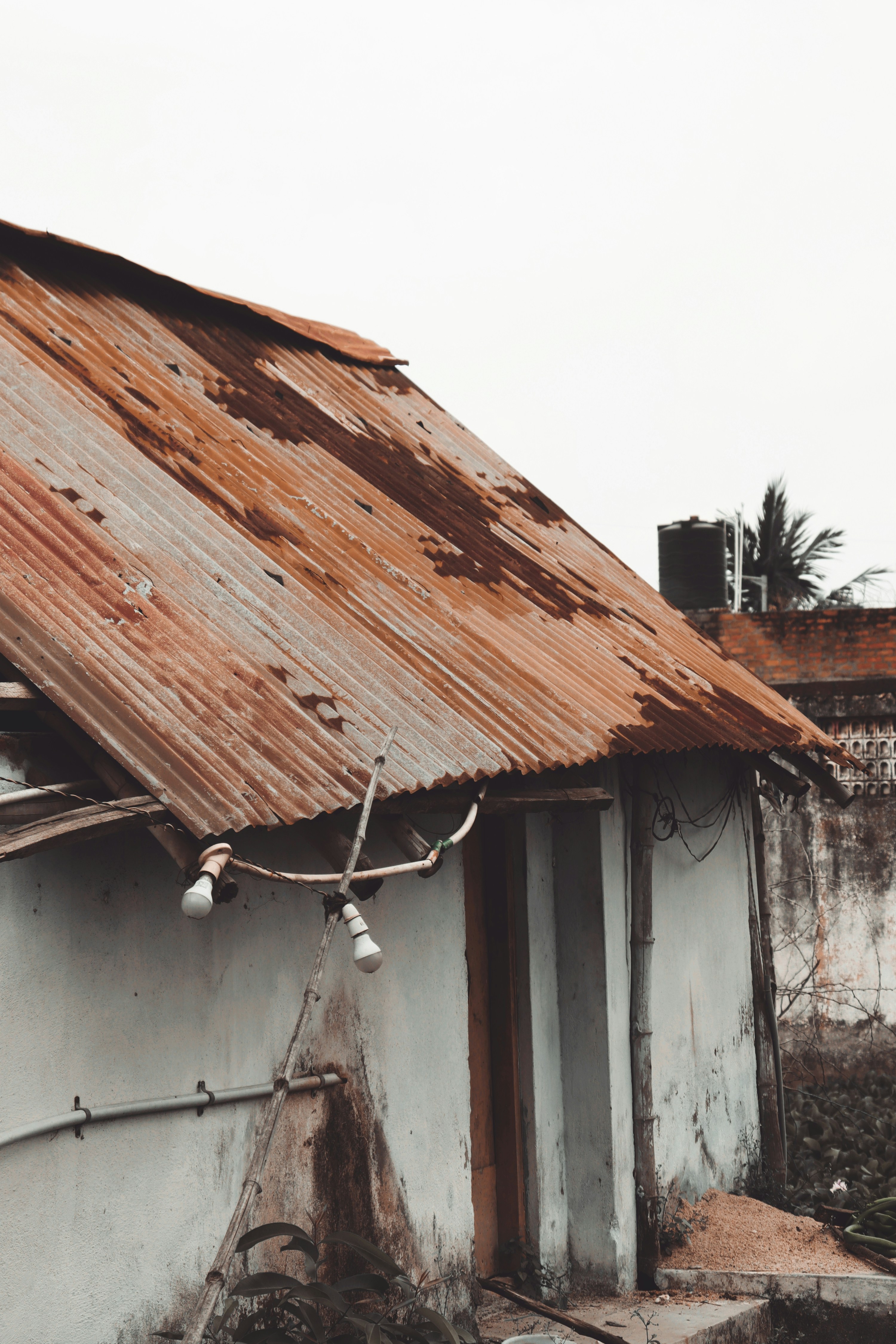 A run down house with a rusty roof photo – Free Puzhal aeri Image on ...