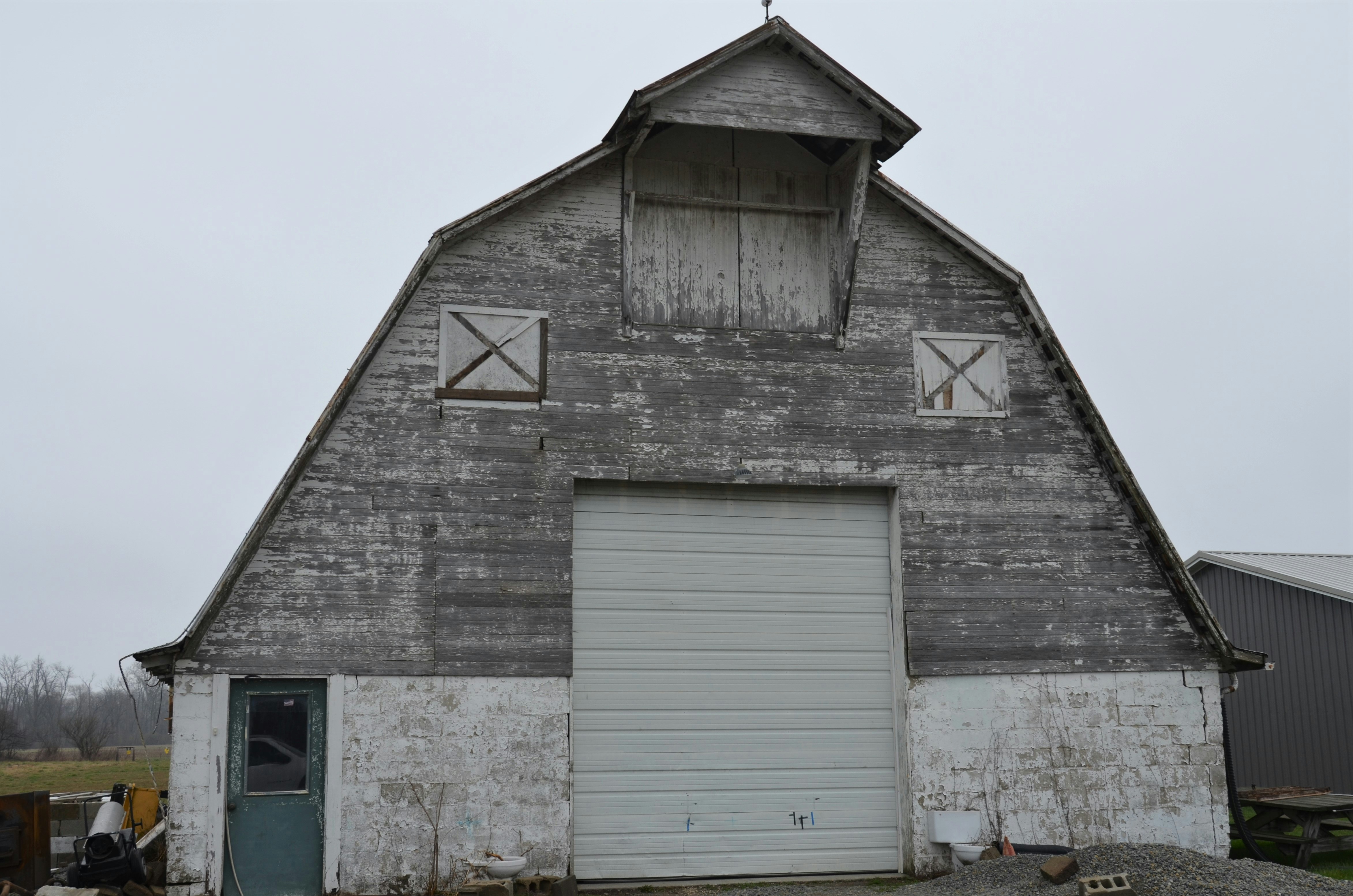 An old gray barn with a blue door photo – Free Nature Image on Unsplash