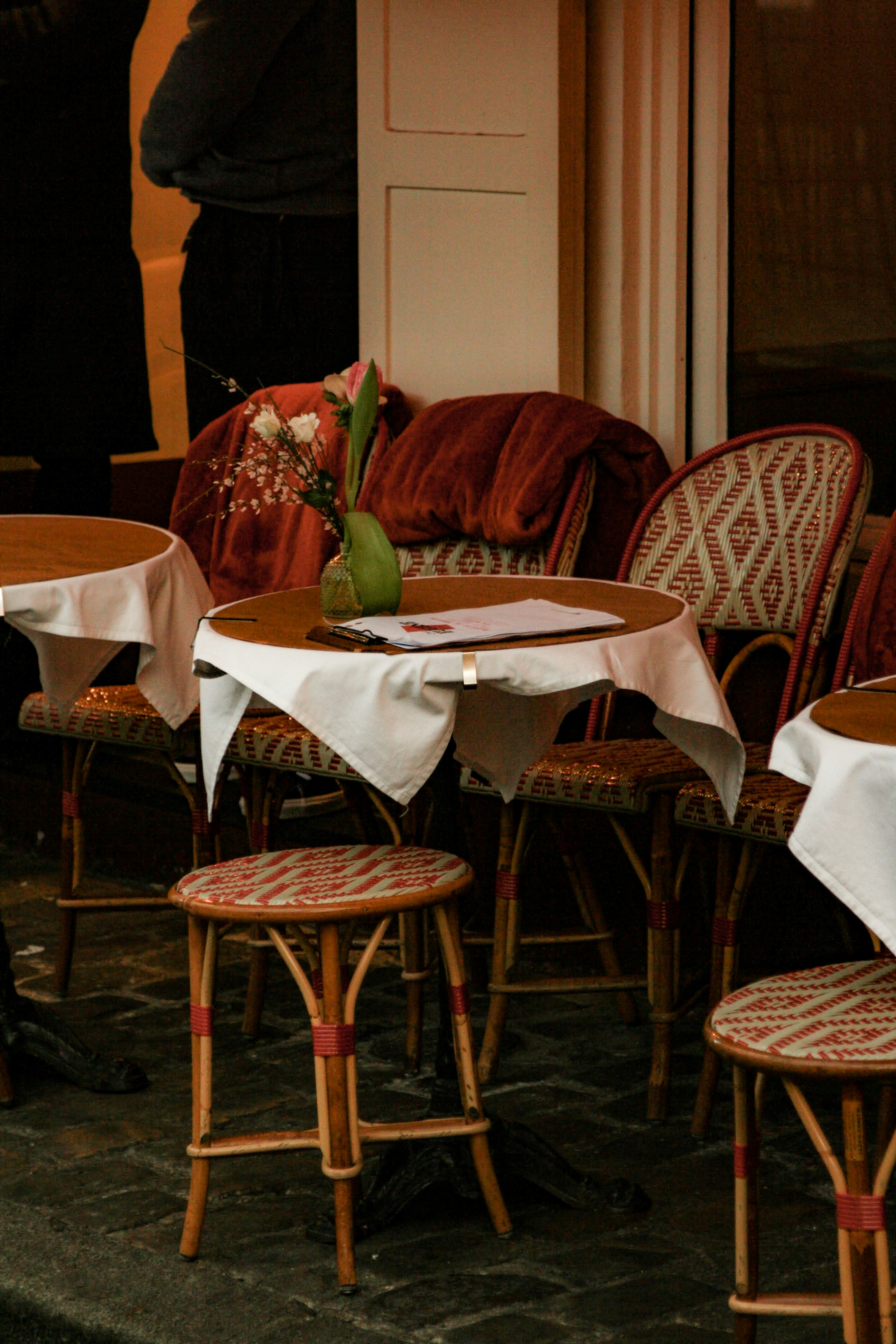 A bunch of chairs that are sitting around a table photo – Free Paris ...