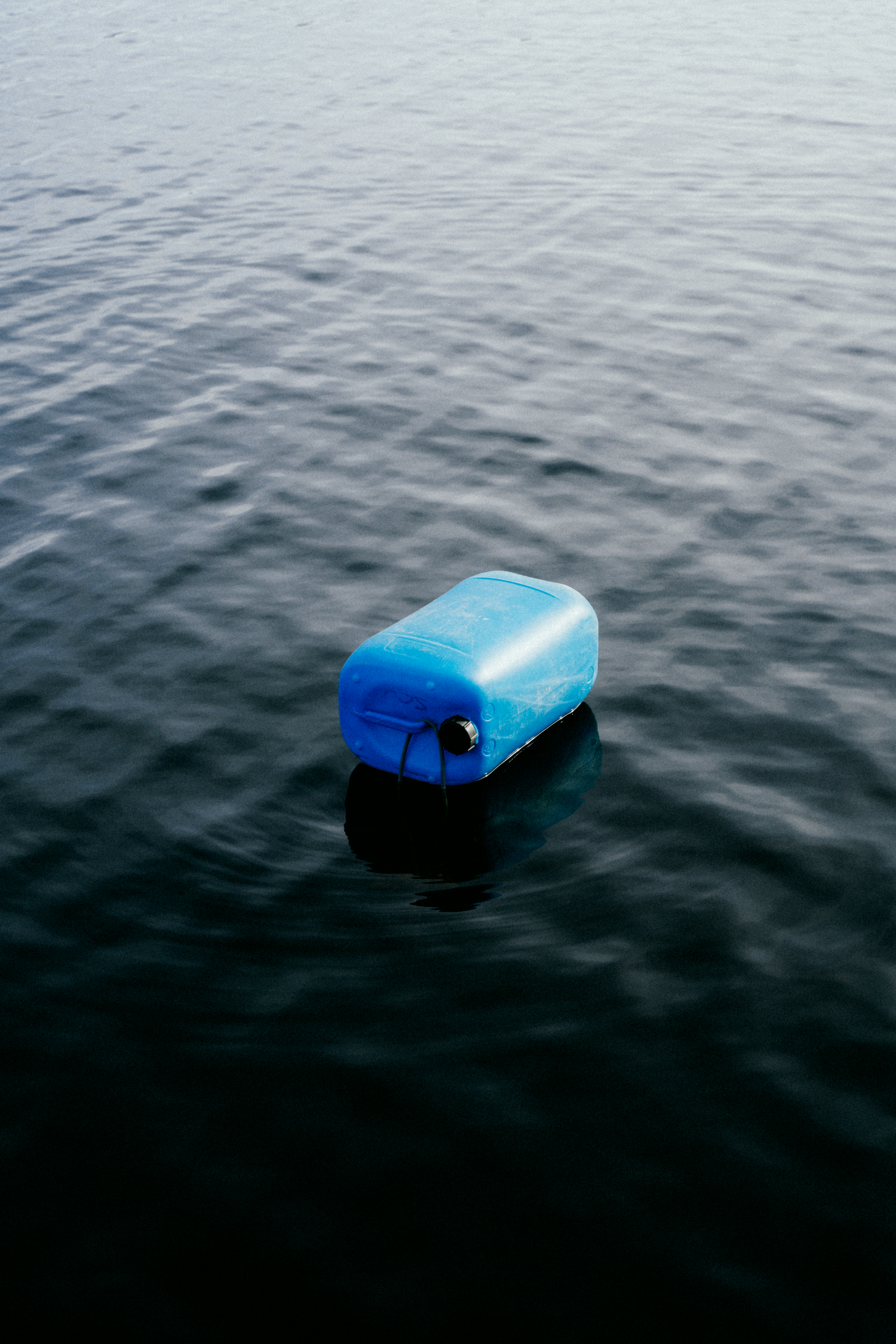 A blue object floating on top of a body of water photo – Free Water ...