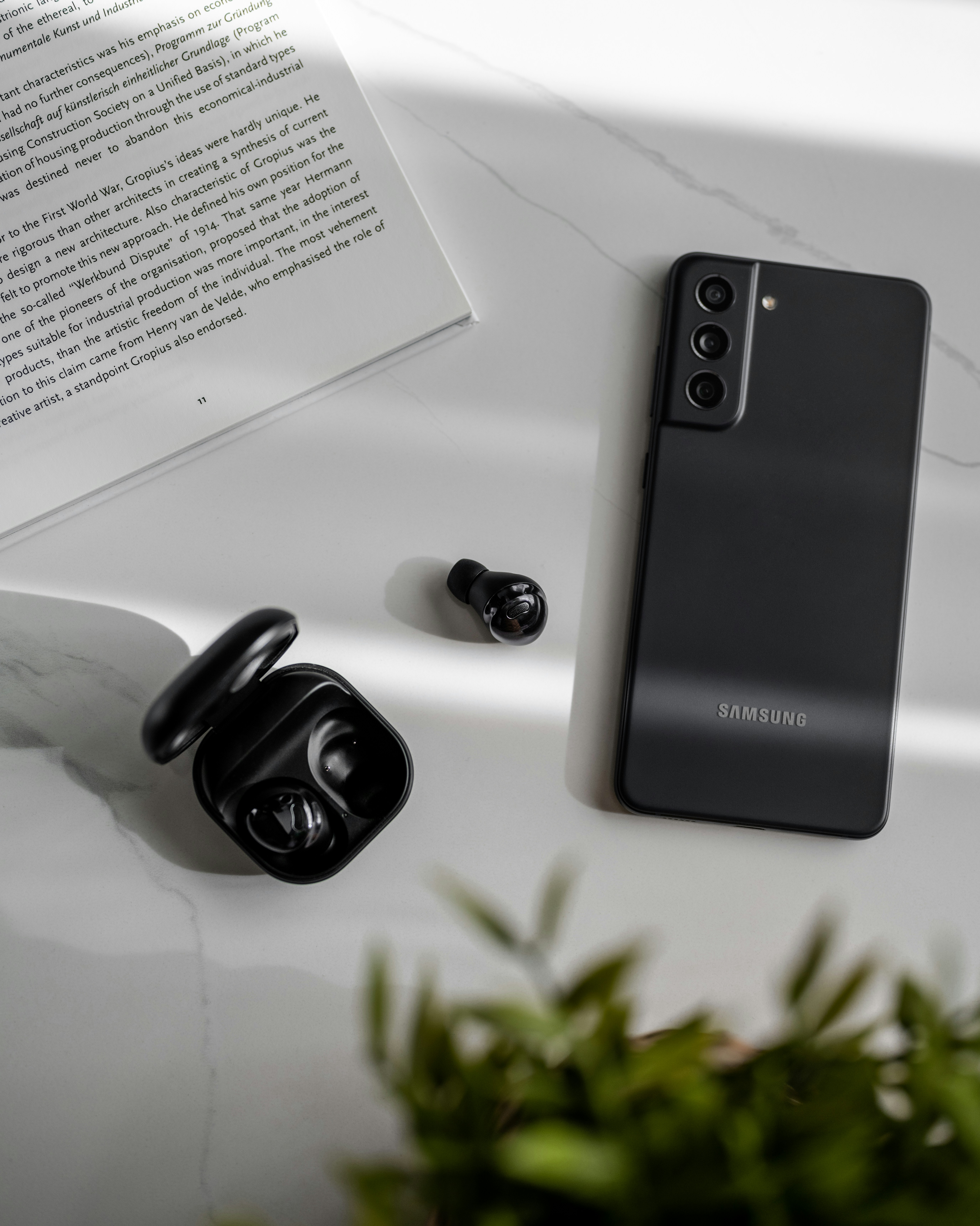 A black samsung phone sitting on top of a white table photo – Free ...