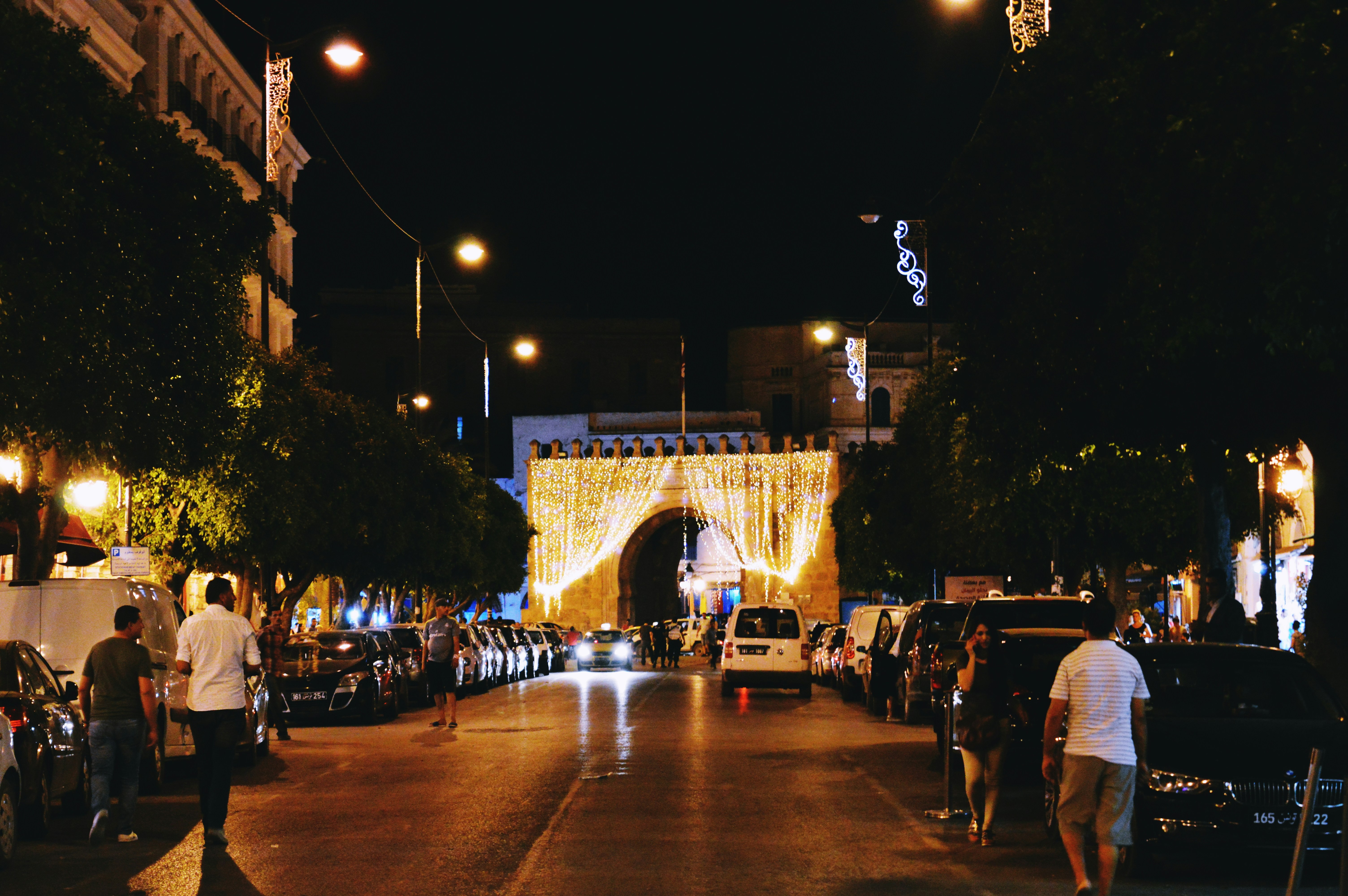 Bab El Bhar est l'une des portes de la médina de Tunis située à l'est de l'ancienne enceinte, sur la place de la Victoire.