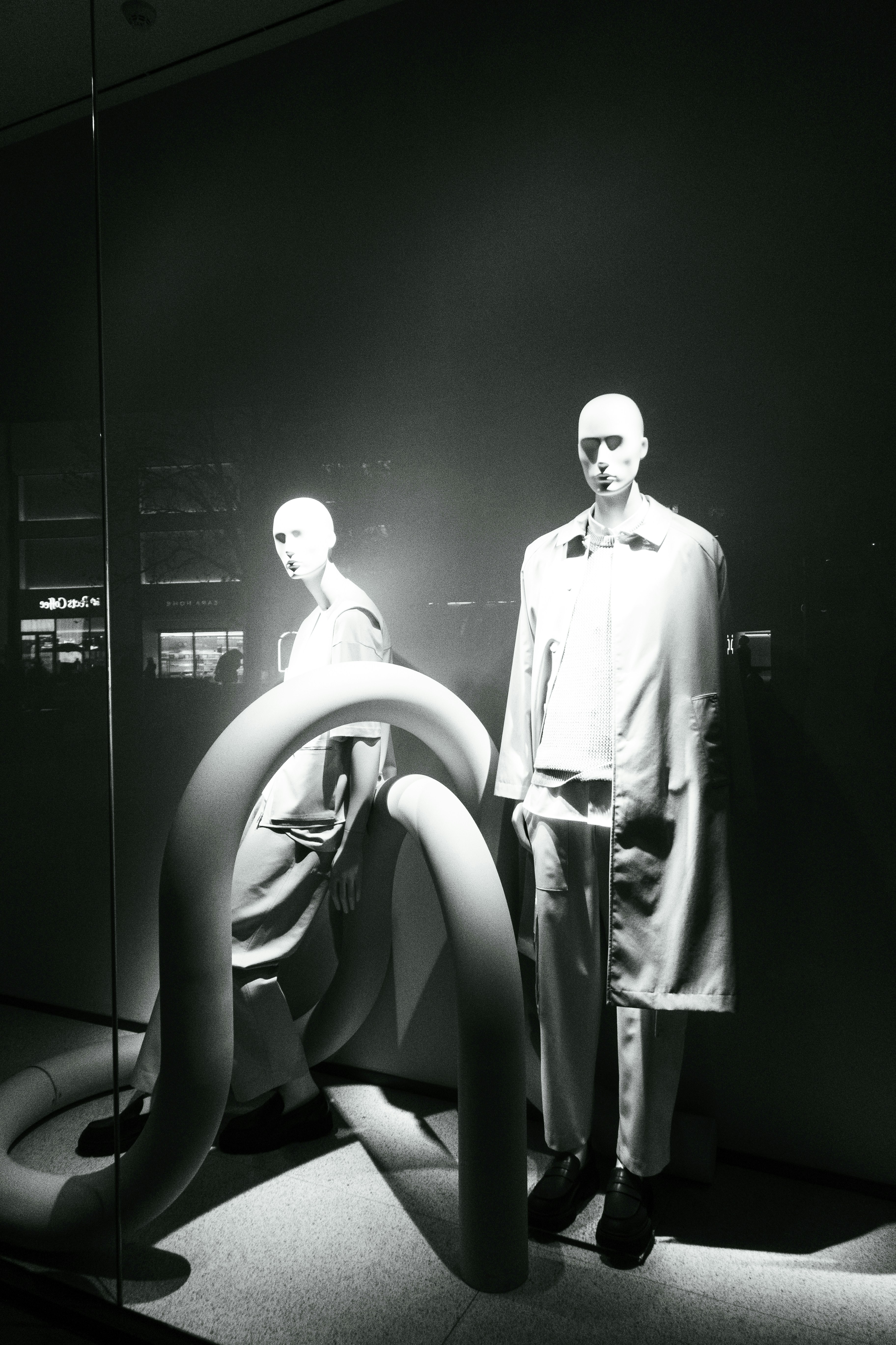 Monochrome Stillness Between Arcs: A Mannequin Display