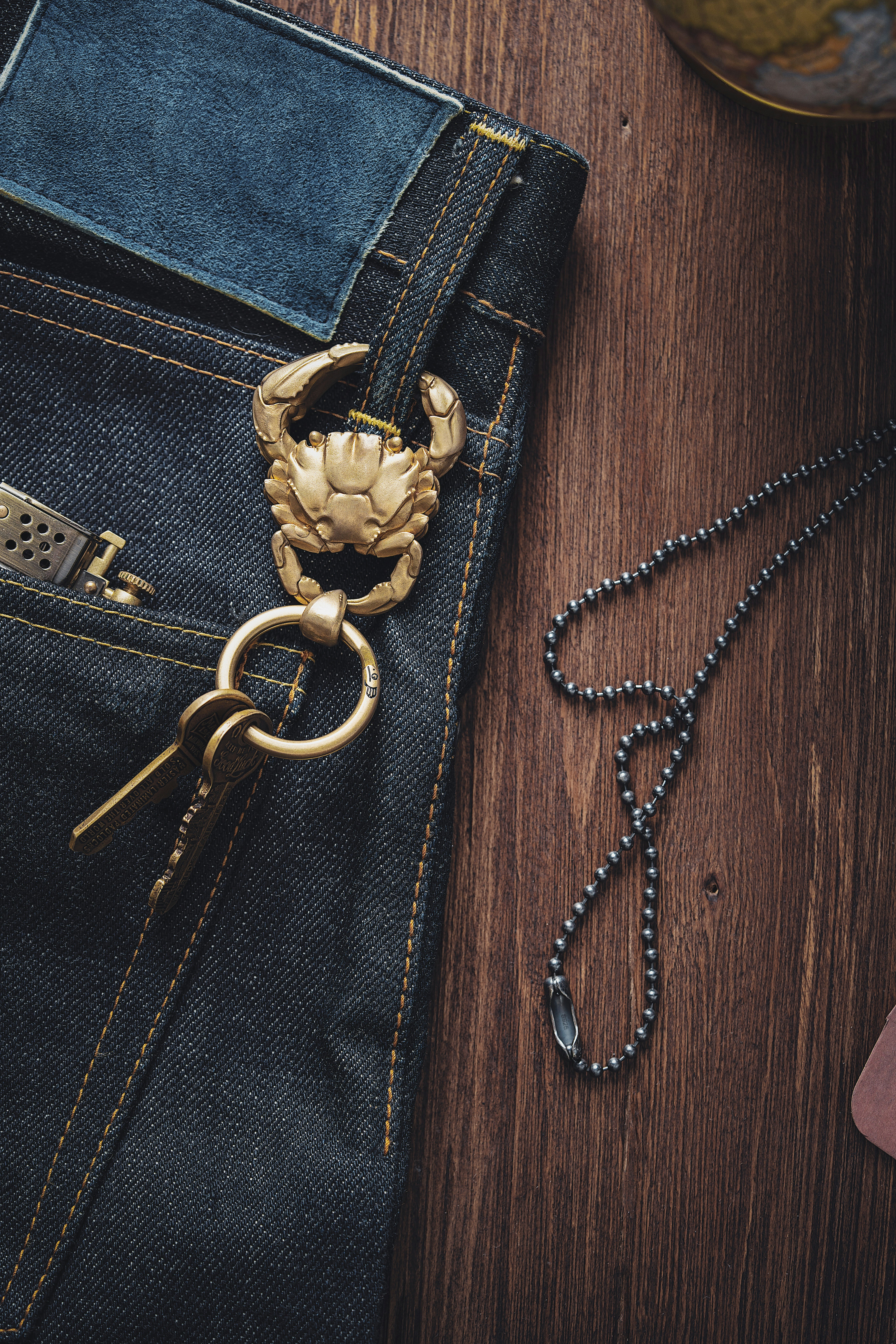 A pair of scissors and a chain on a wooden table photo – Free Jewelry ...