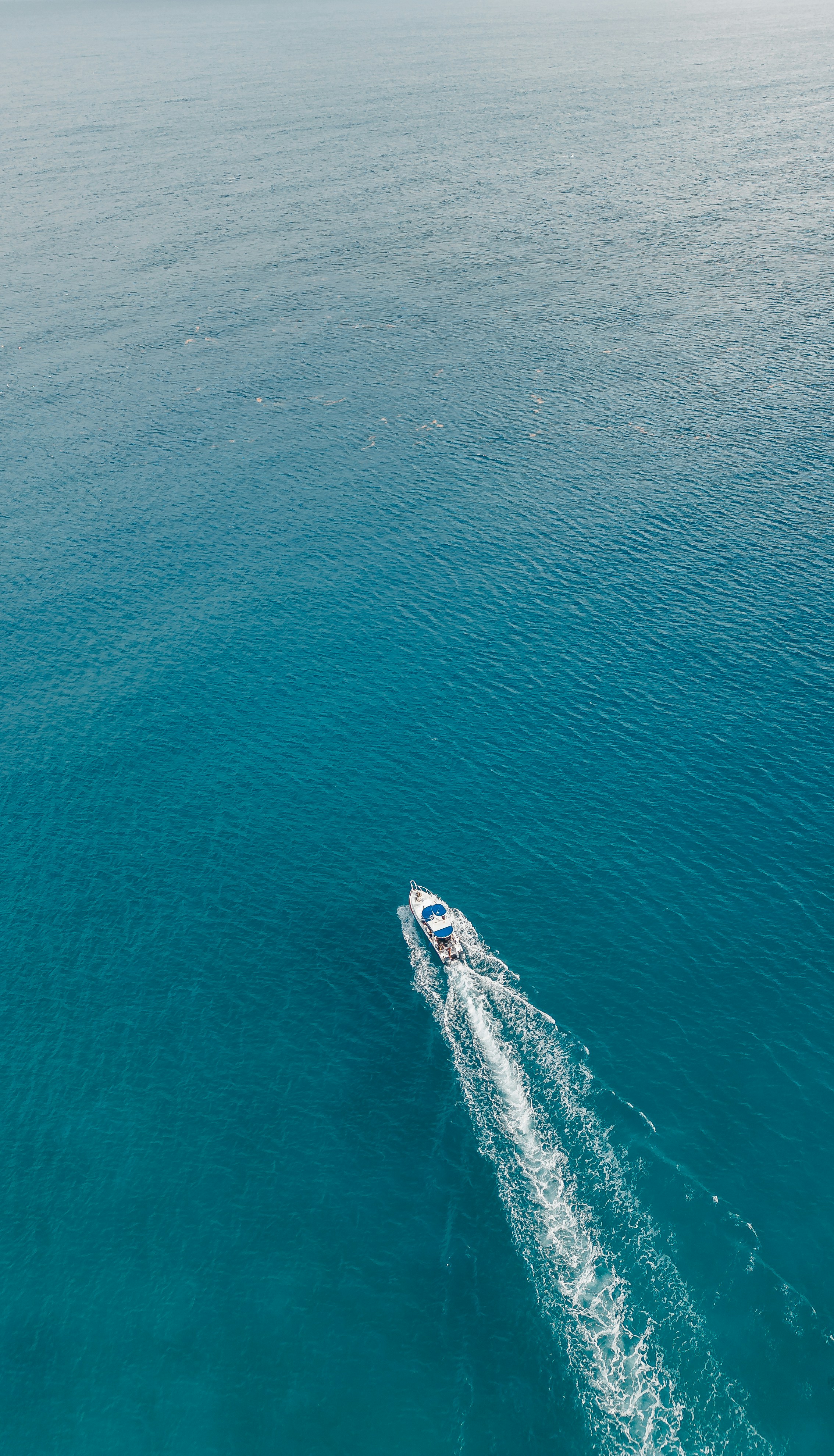 Foto Un pequeño bote en medio del océano – Imagen México gratis en Unsplash