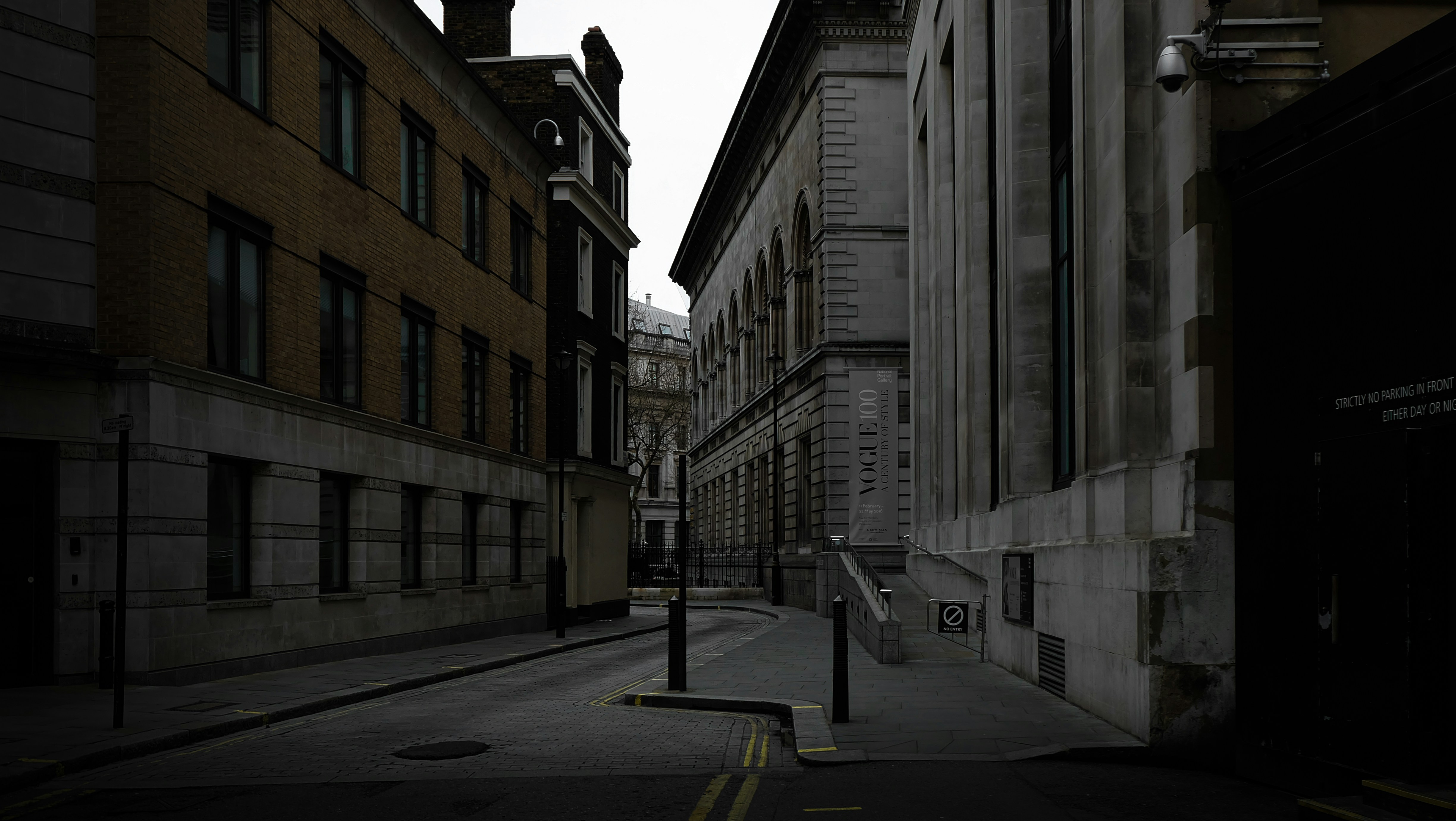 A narrow city street with buildings on both sides photo – Free London ...
