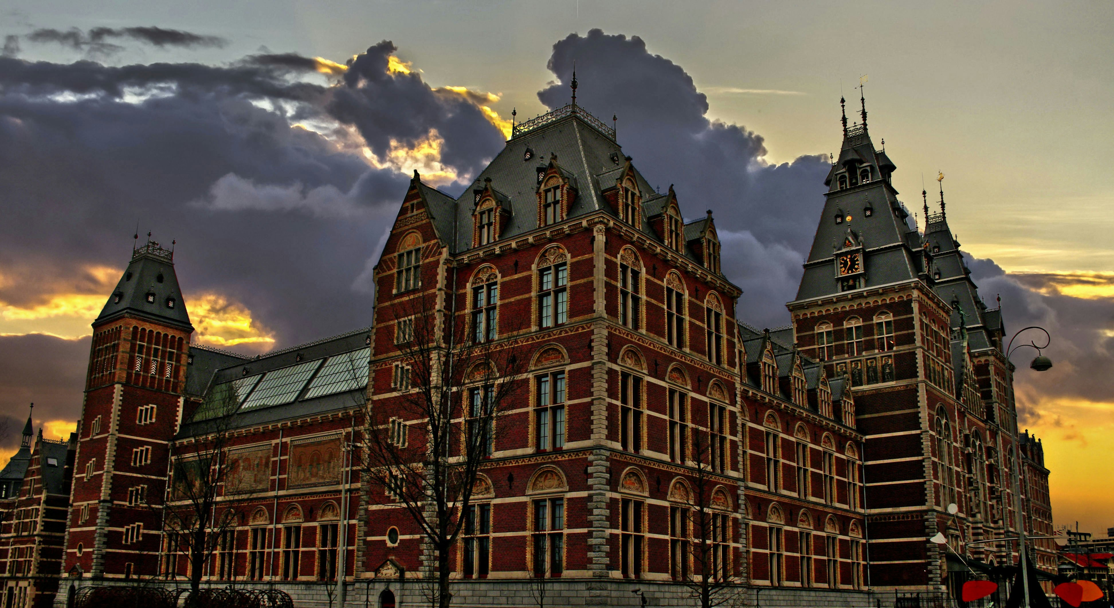 Un grand bâtiment en briques rouges avec une tour de l’horloge photo ...