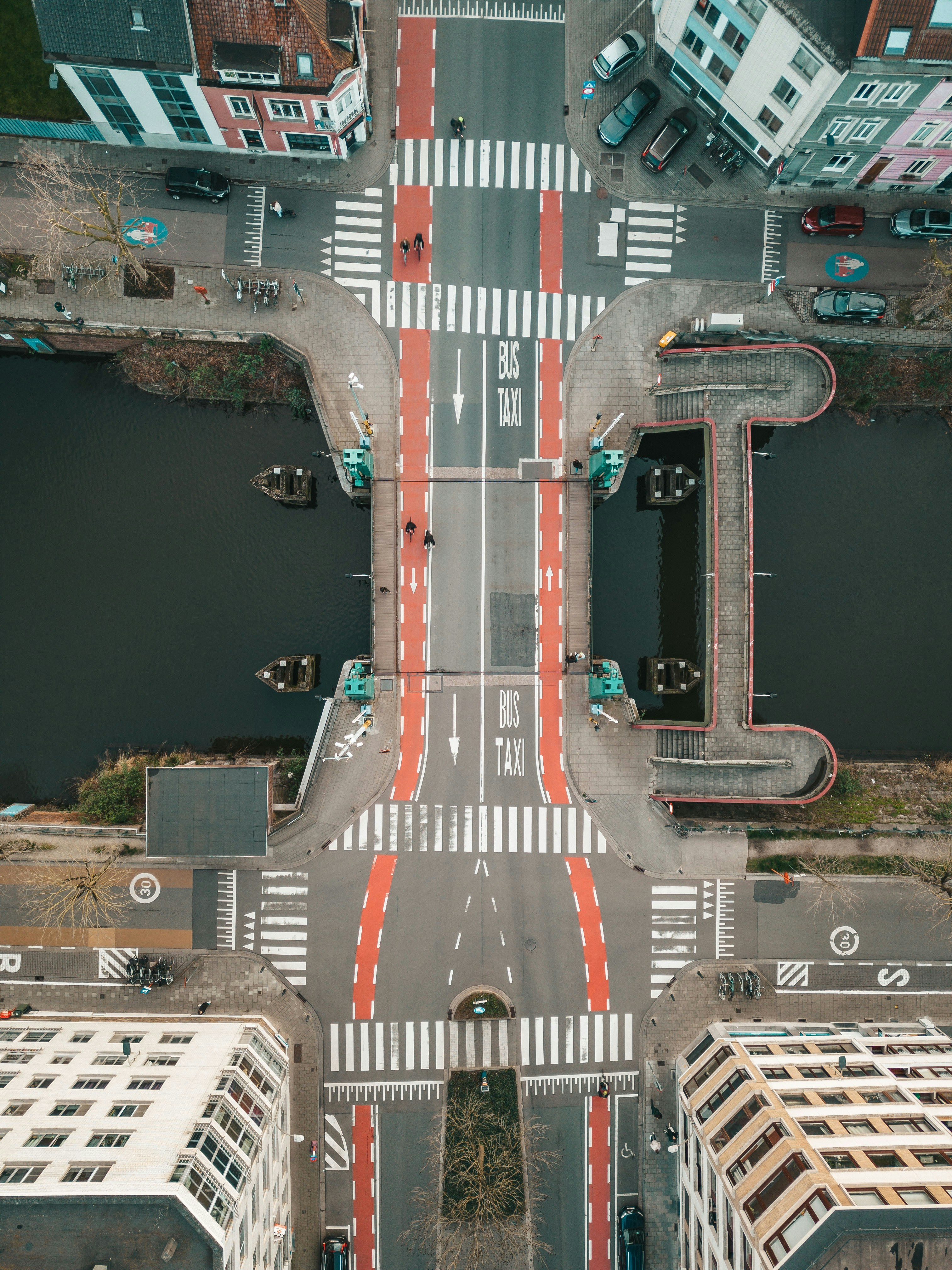 Une vue aérienne d’une intersection de rue dans une ville photo – Image ...