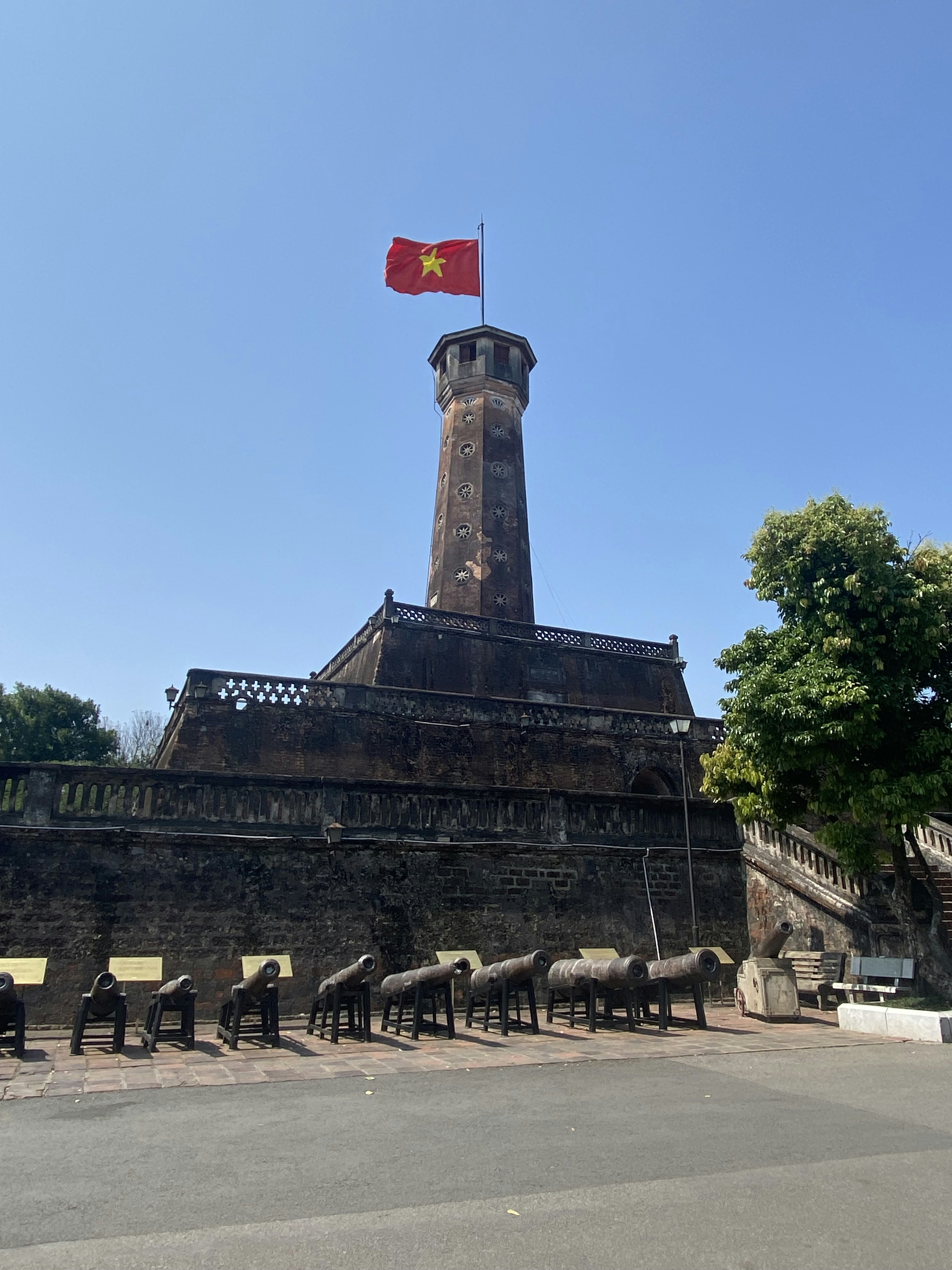 A group of elephants standing in front of a building photo – Free Cột ...