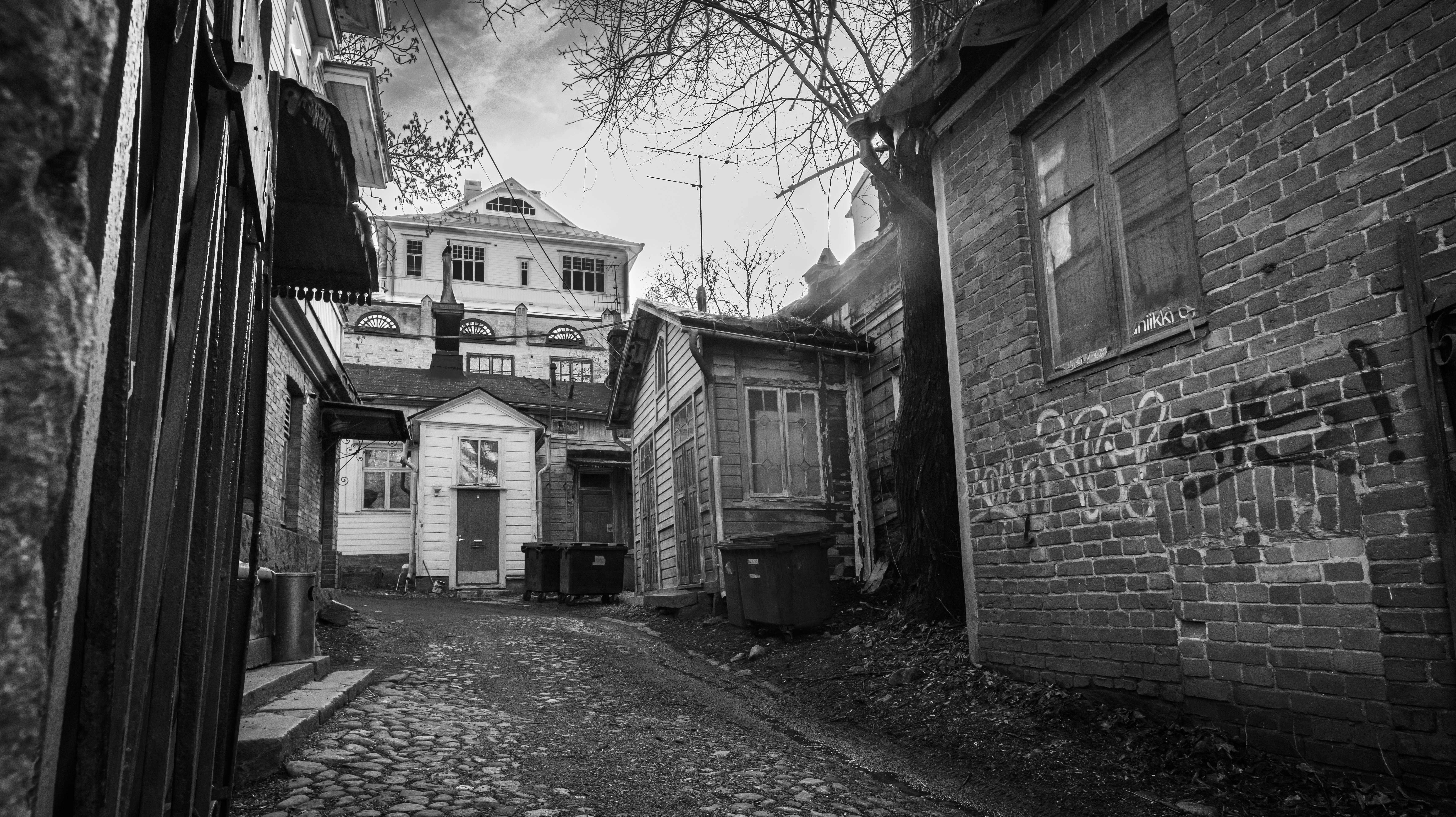 A black and white photo of an alley way photo – Free Kaskenkatu Image ...