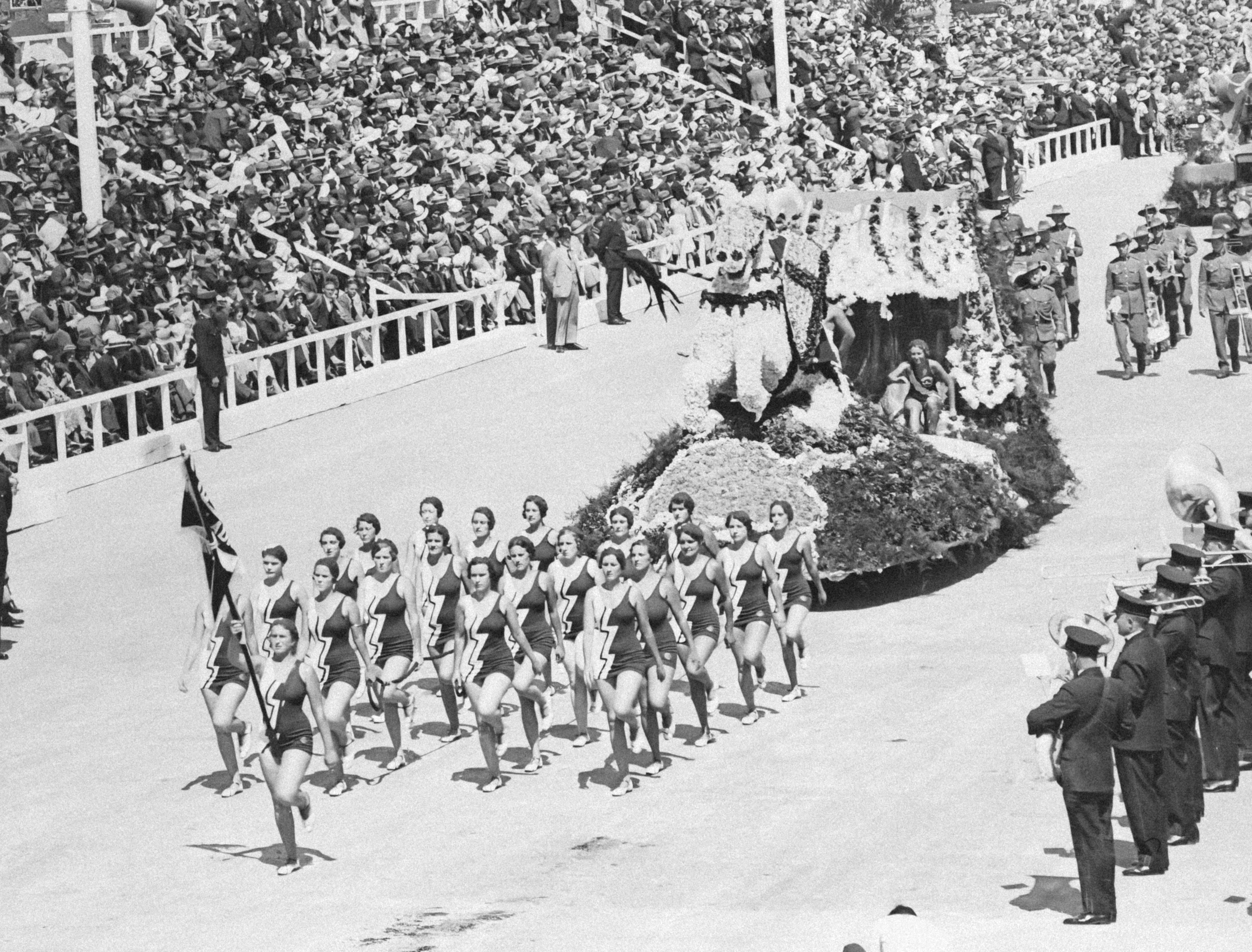 Foto Un desfile de hombres y mujeres marchando por una calle – Imagen ...