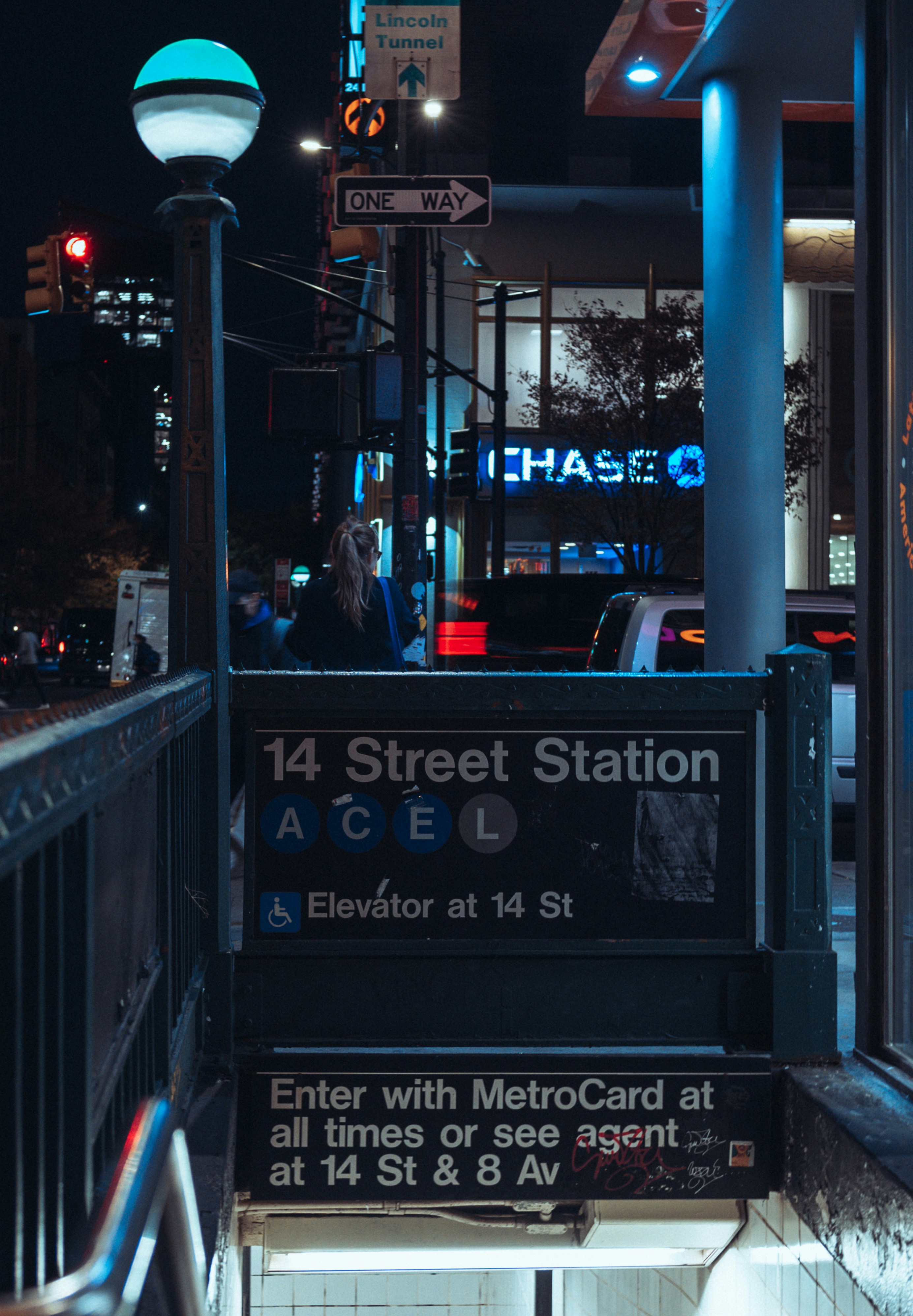 A street sign on a city street at night photo – Free Car Image on Unsplash