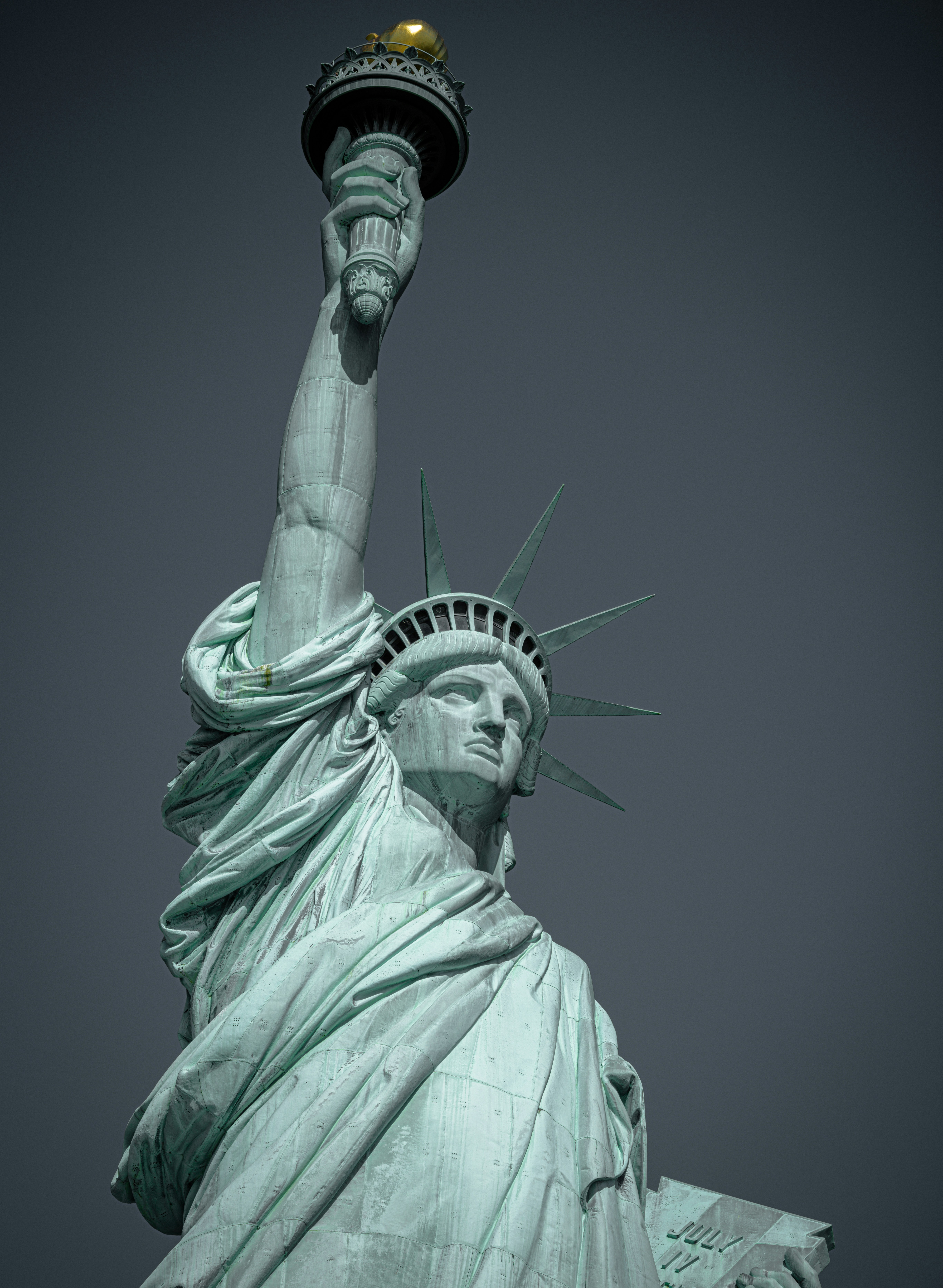 The statue of liberty is holding up the torch photo – Free Art Image on ...