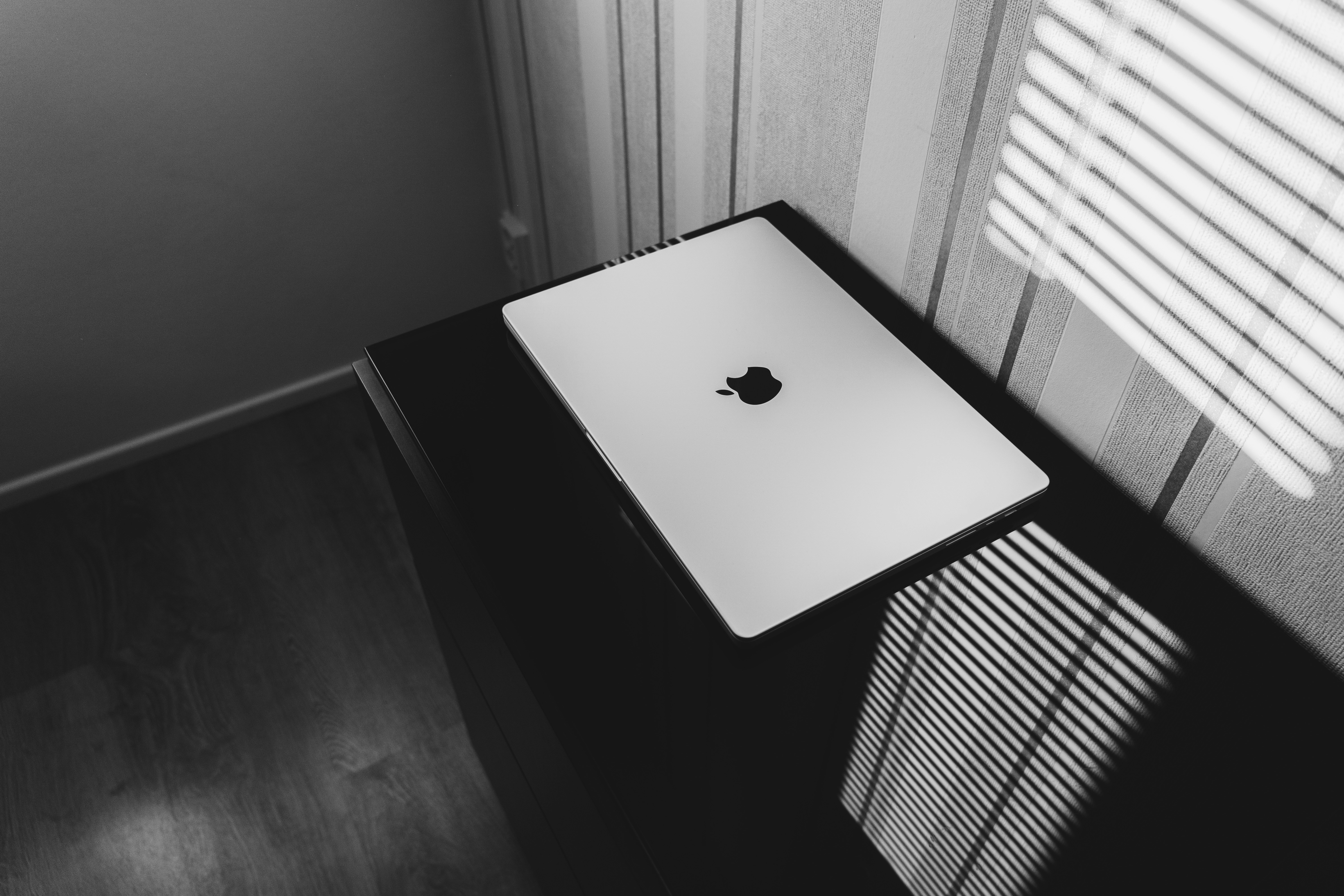 A black and white photo of an apple computer photo – Free Electronics ...