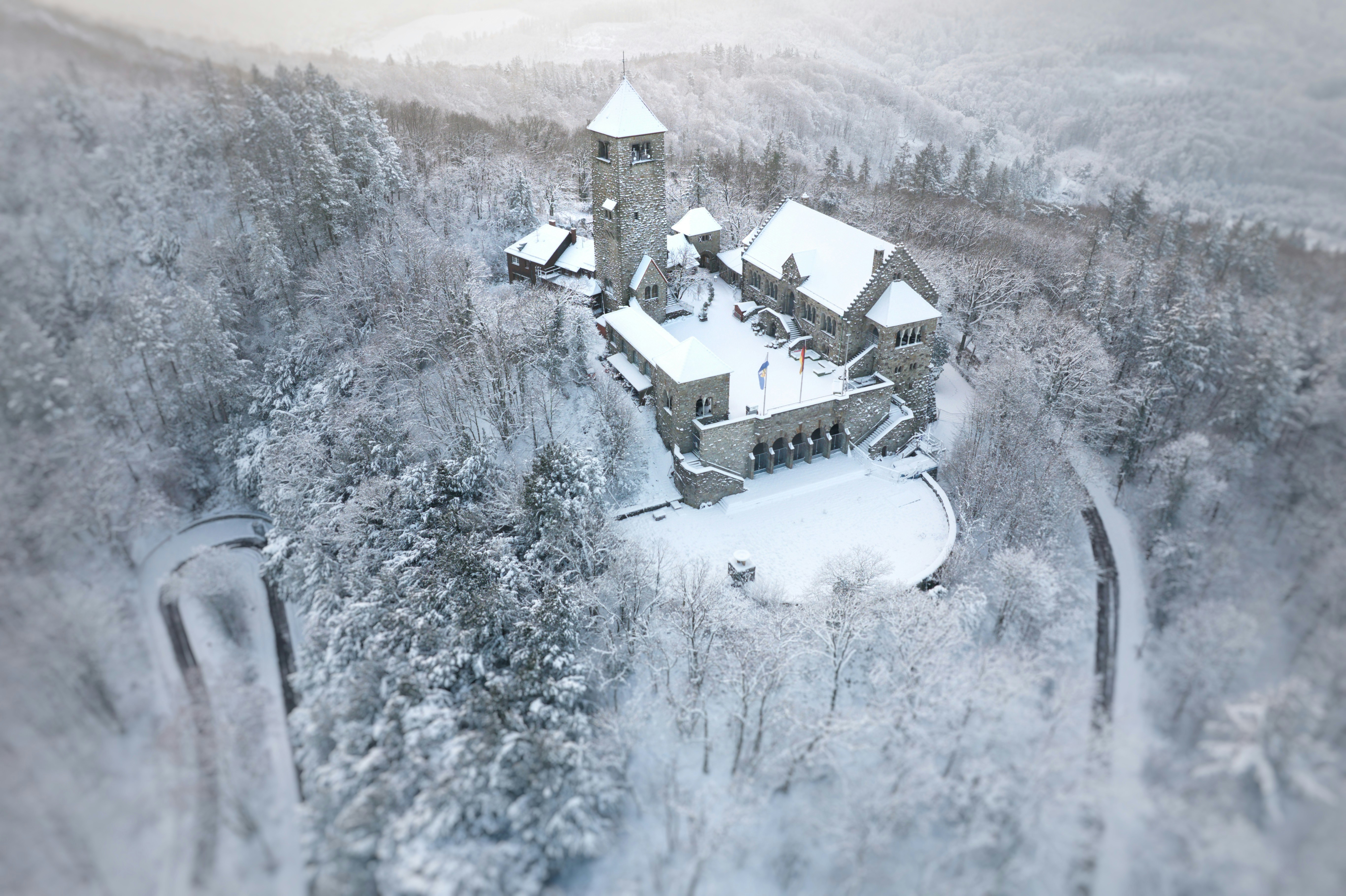 An aerial view of a large building surrounded by trees photo – Free ...