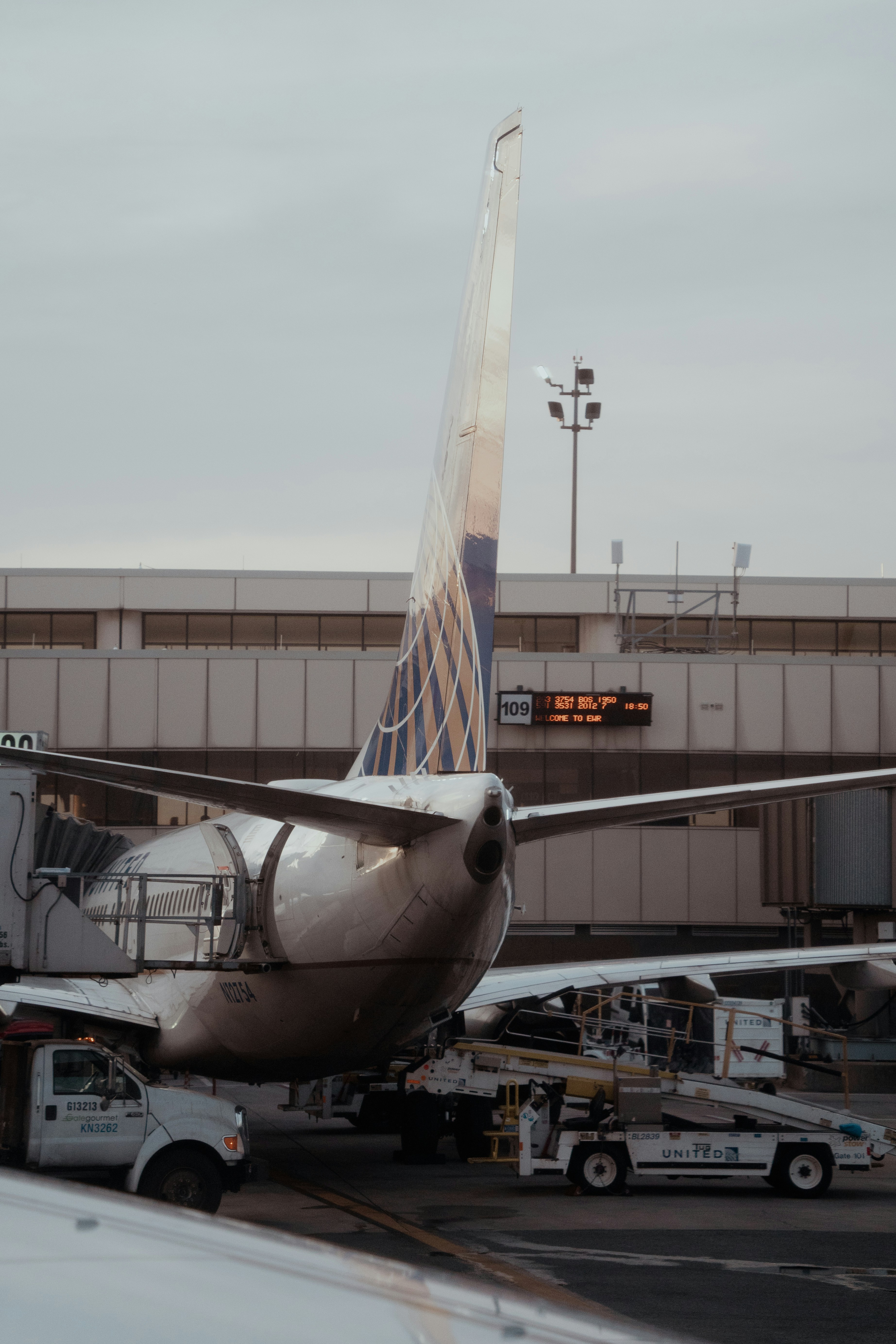 Un avion est stationné dans un terminal d’aéroport photo – Image ...