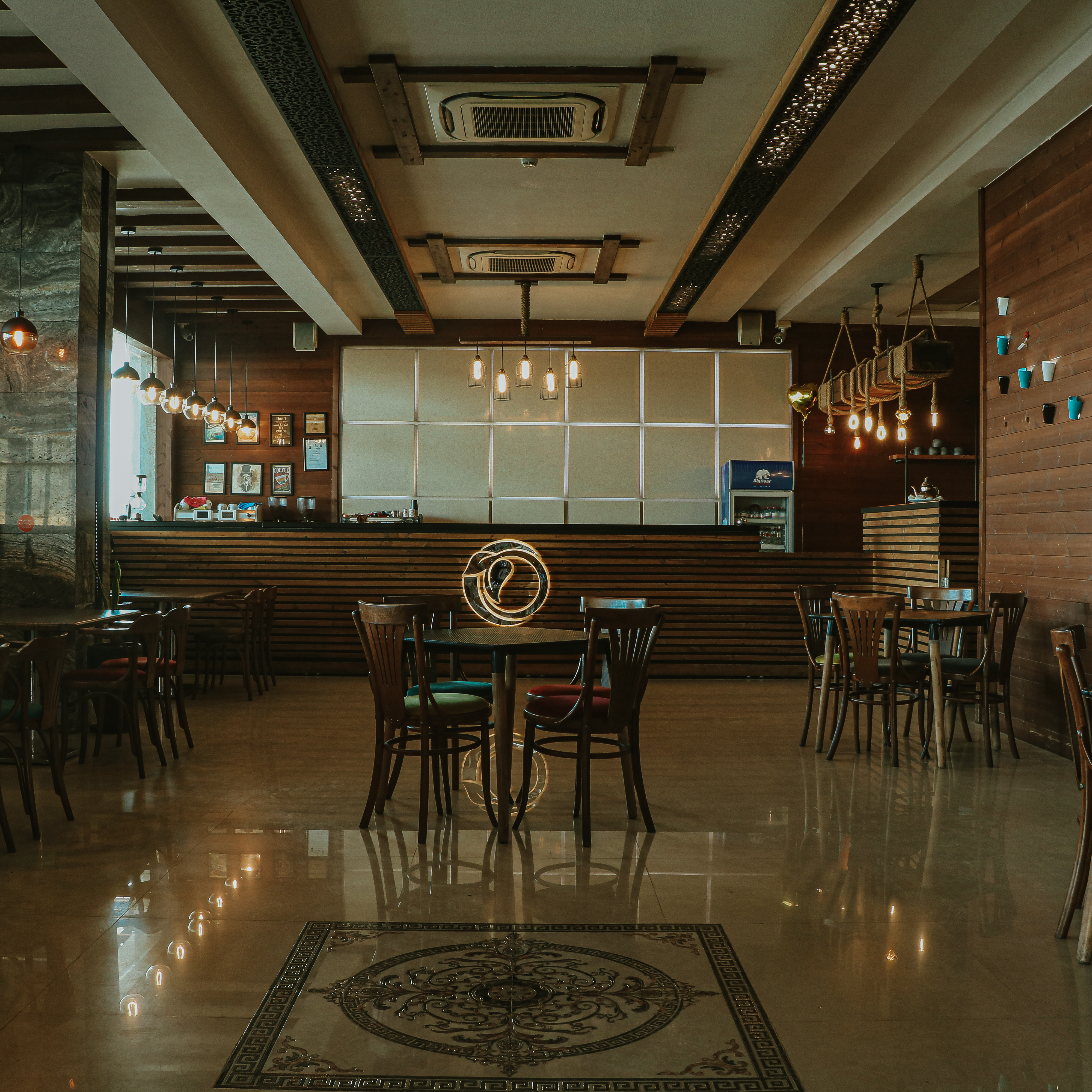 A restaurant with tables, chairs, and a bar photo – Free Decoration ...