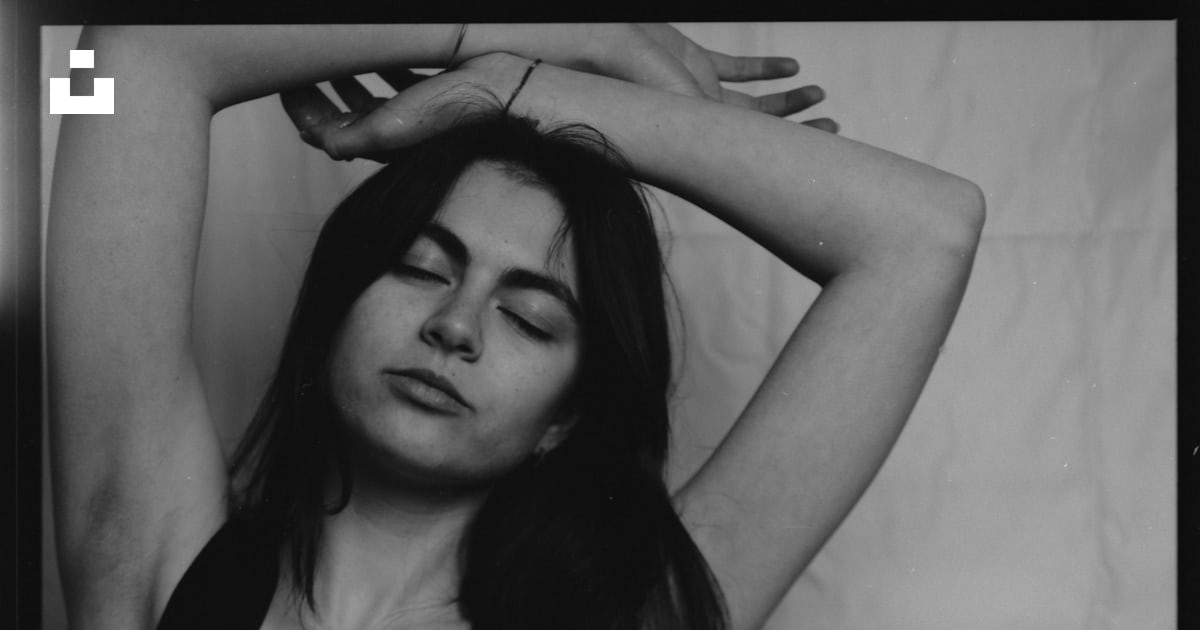 Una Foto En Blanco Y Negro De Una Mujer Con Las Manos En La Cabeza Foto
