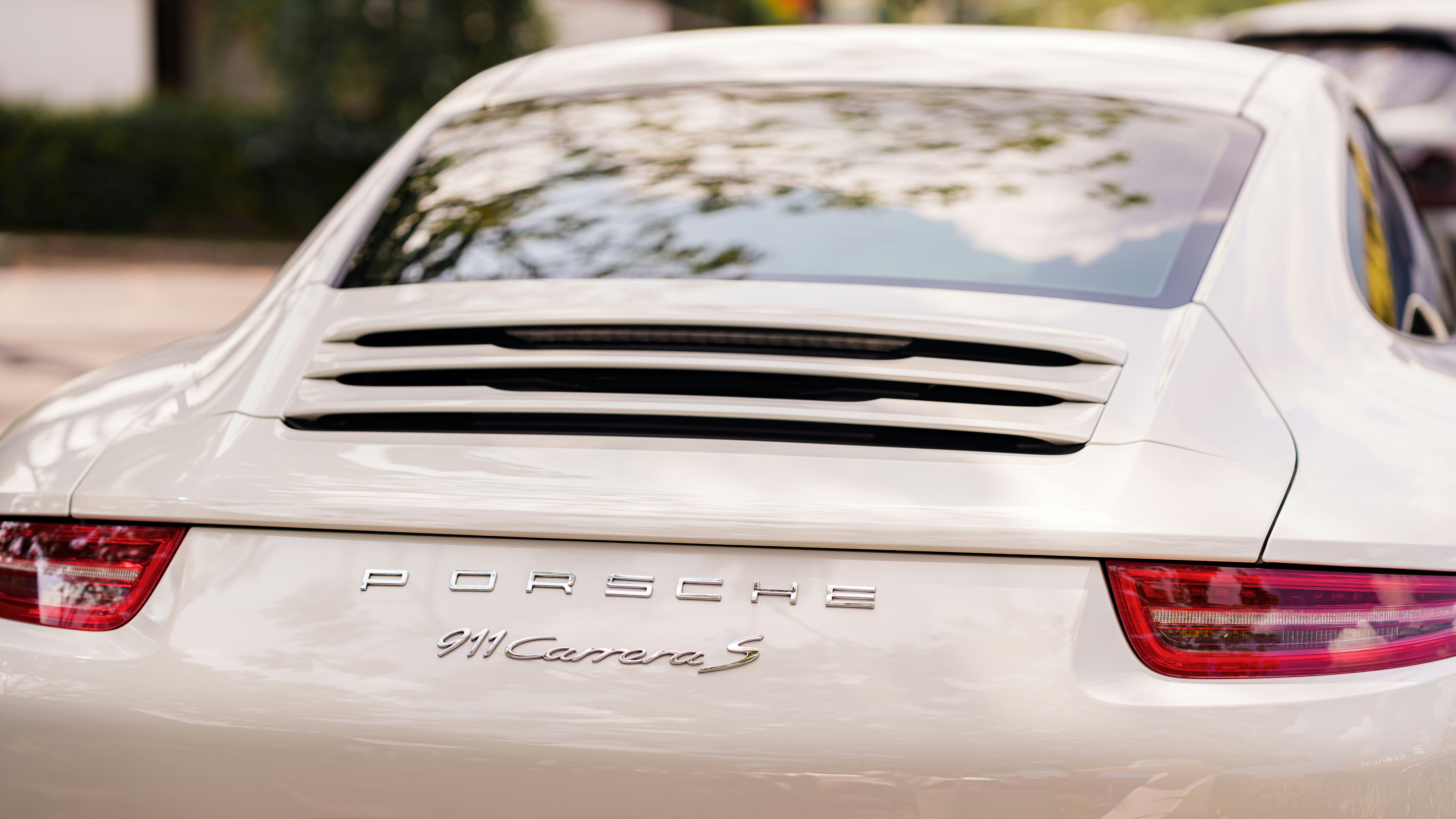 Un Porsche blanco estacionado al costado de la carretera foto – Imagen ...