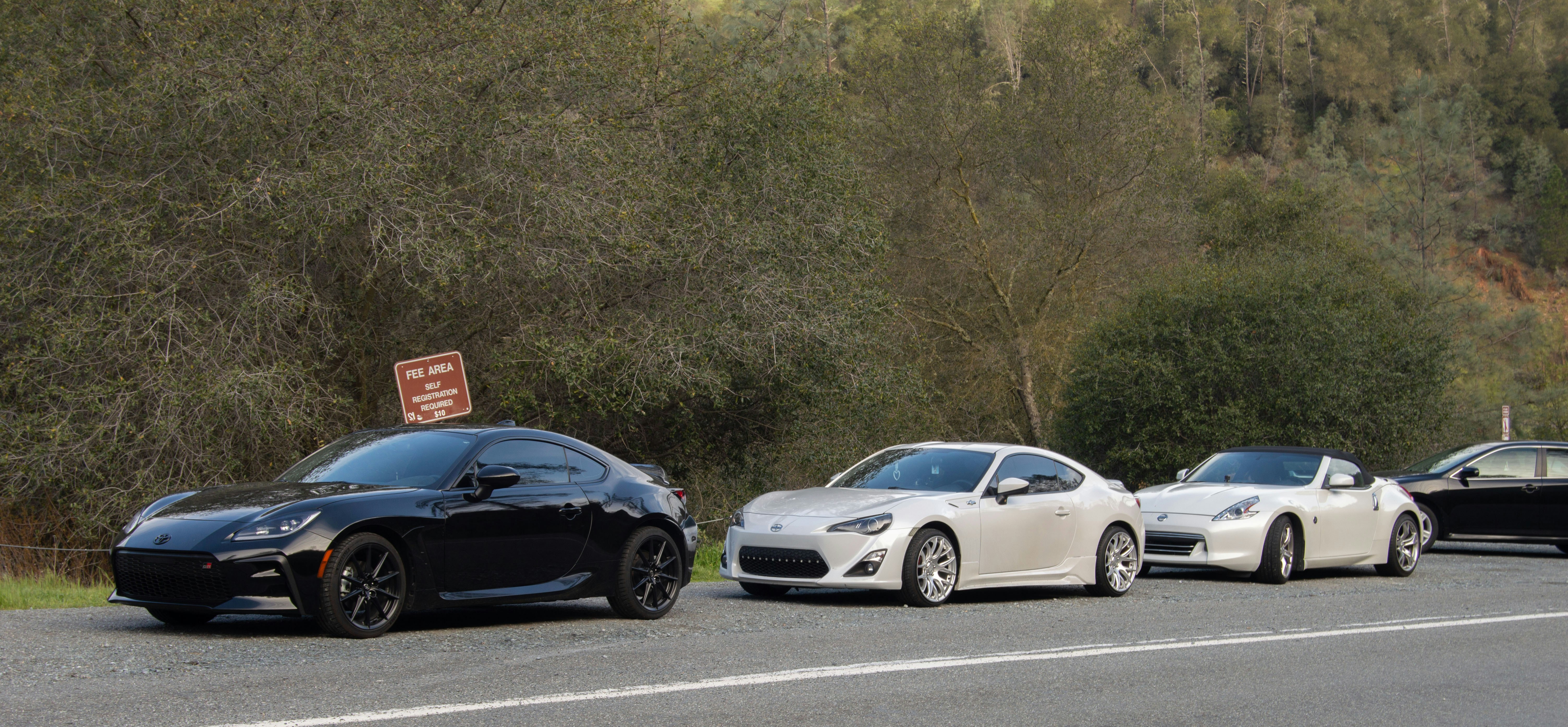 Foto Tres autos estacionados al costado de la carretera – Imagen Coche ...