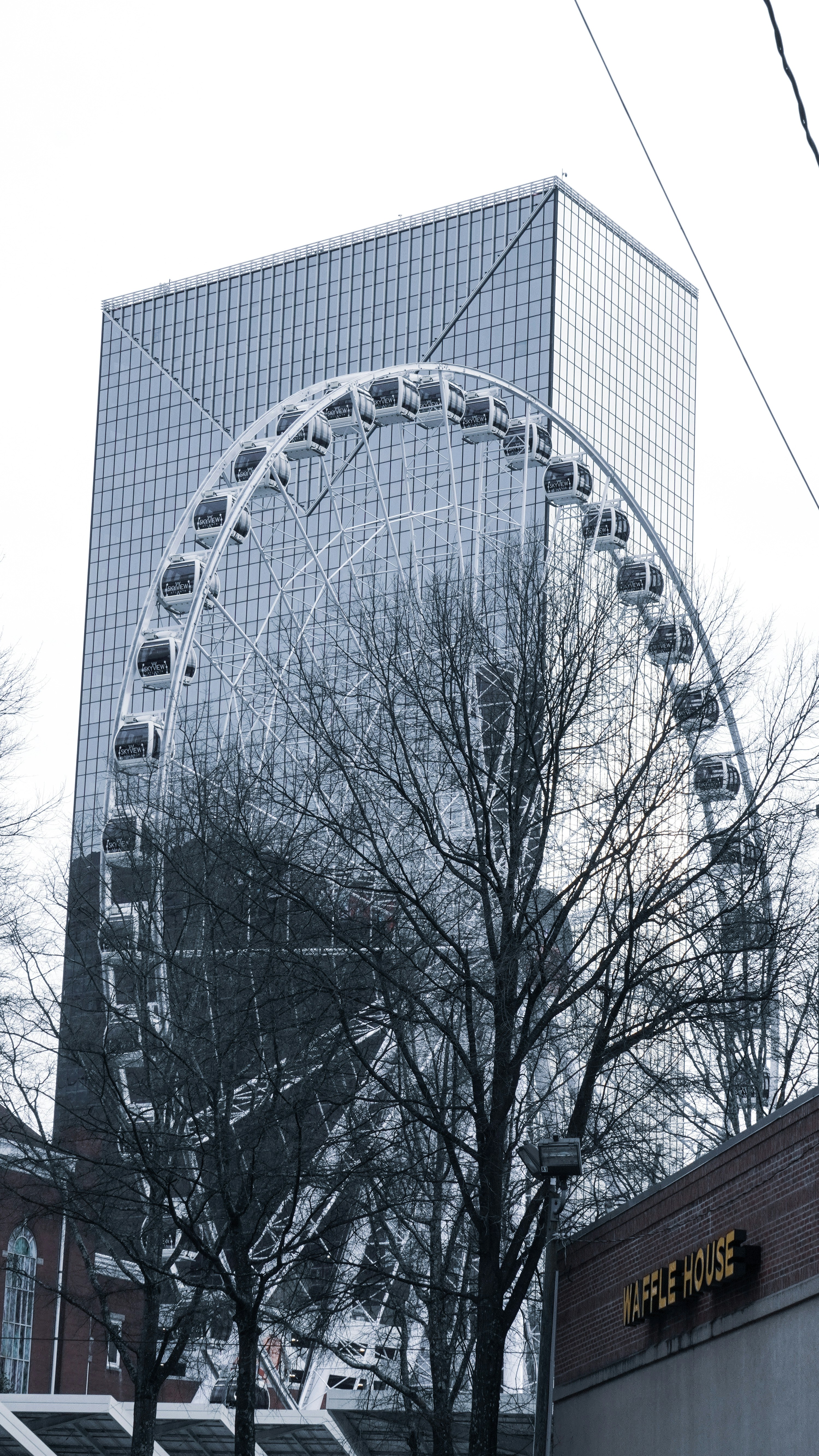 Une grande roue assise à côté d’un grand bâtiment photo – Photo Atlanta ...