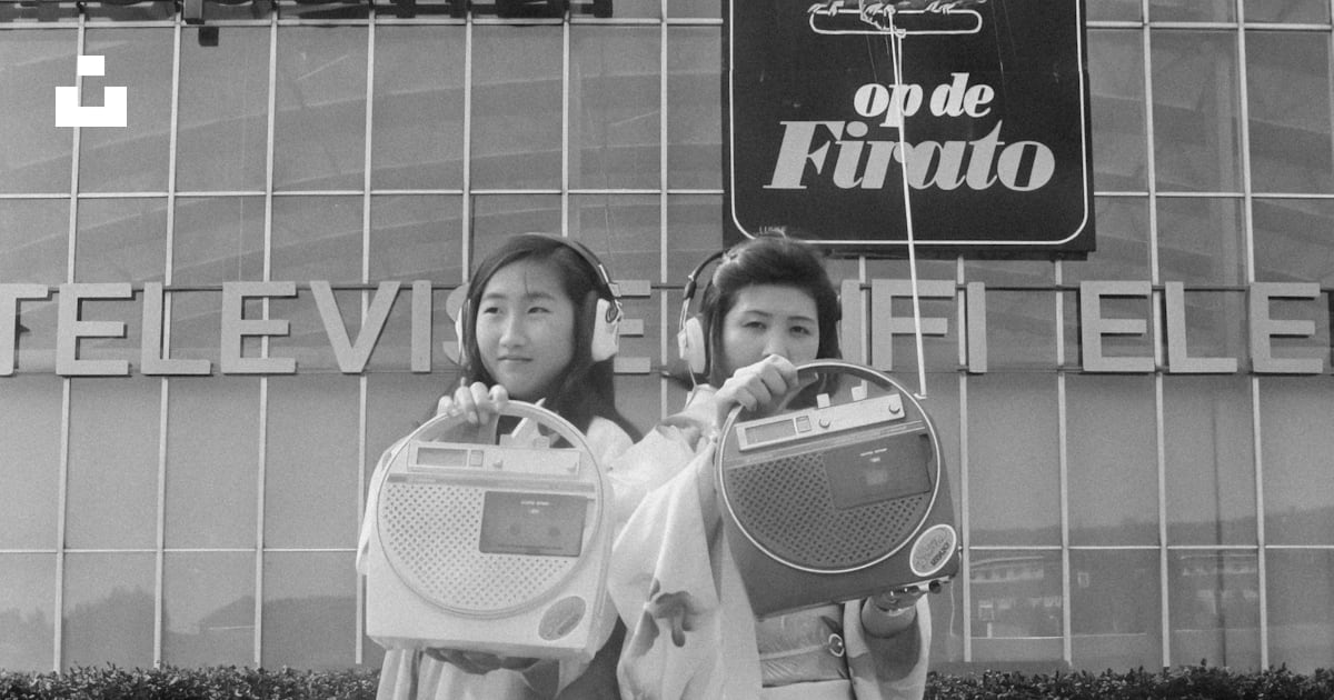 기모노를 입은 두 여성이 건물 앞에 서 있다 사진 Unsplash의 무료 1970년대 이미지