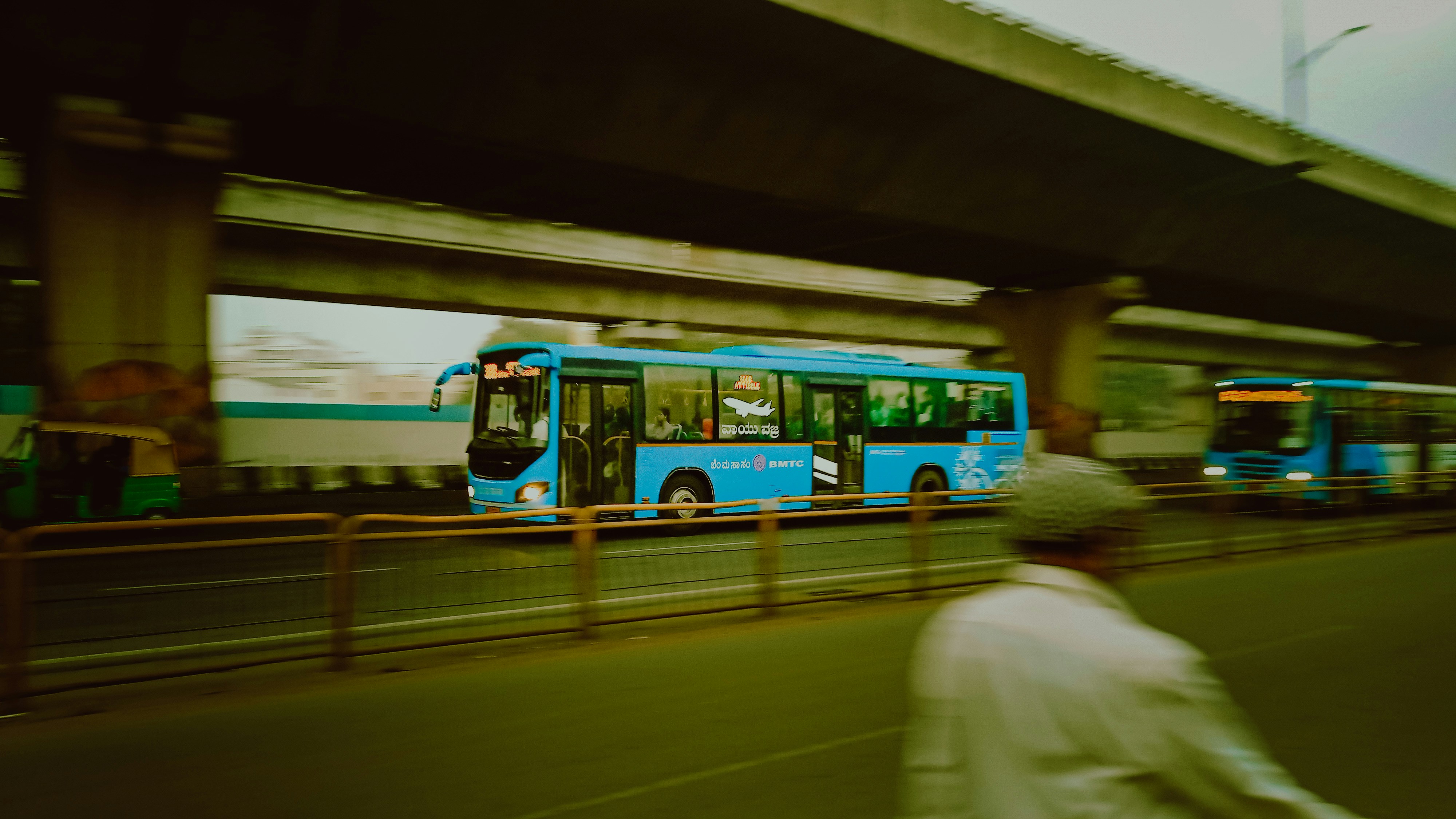 Un bus bleu descendant une rue à côté d’un pont photo – Photo Bangalore ...