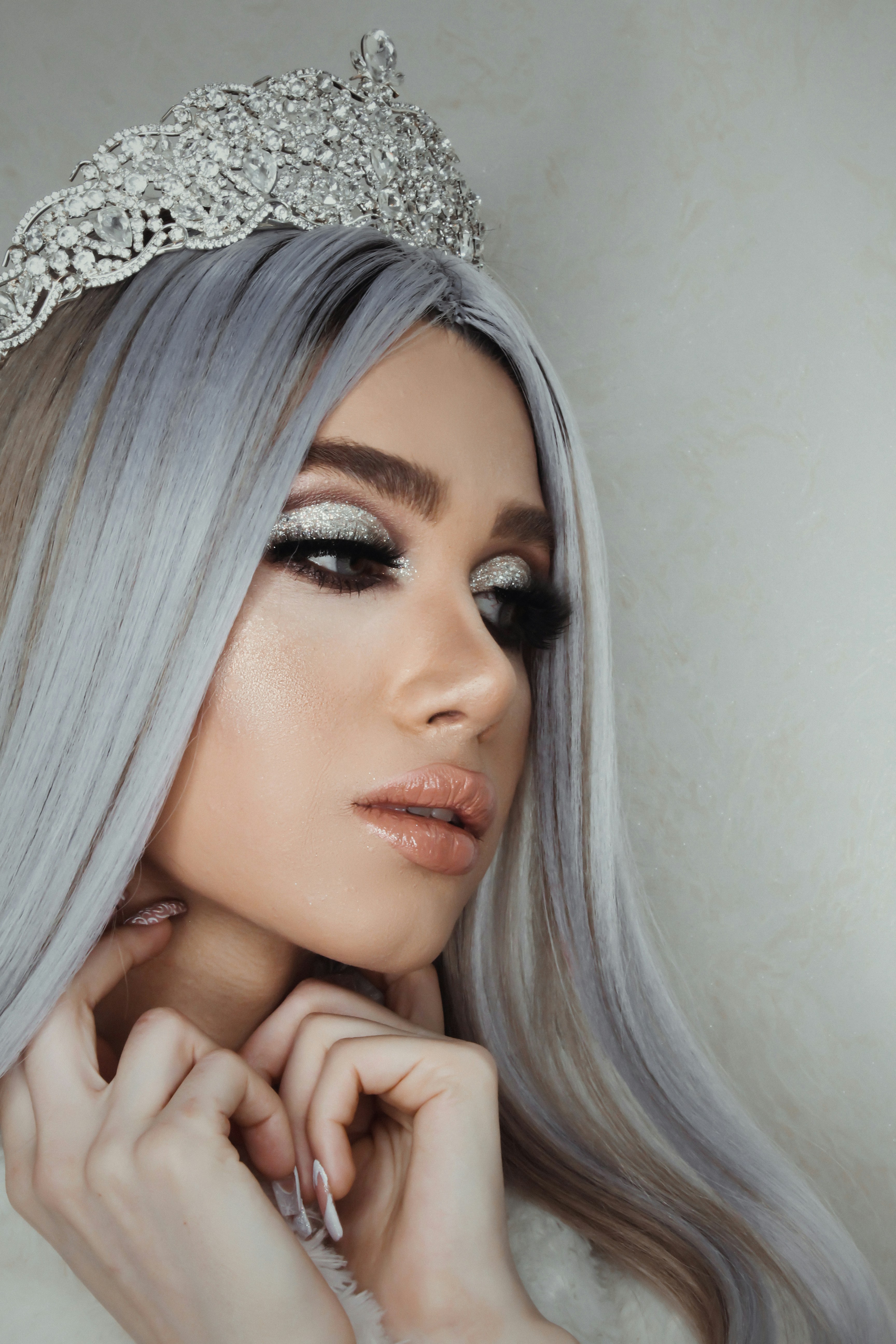 A woman with grey hair wearing a tiara photo – Free Tehran Image on ...
