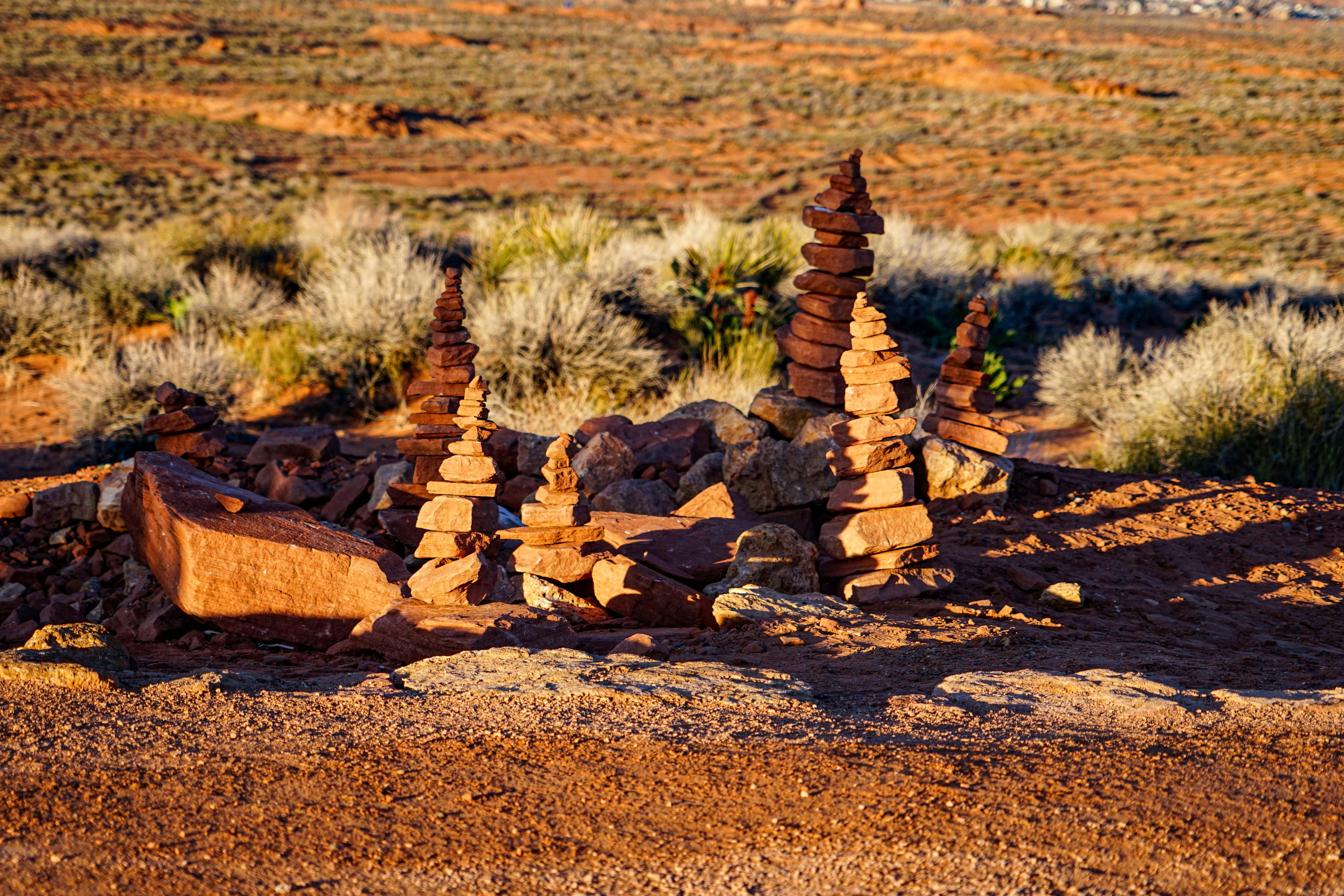 Un tas de roches assis au sommet d’un champ de terre photo – Photo ...