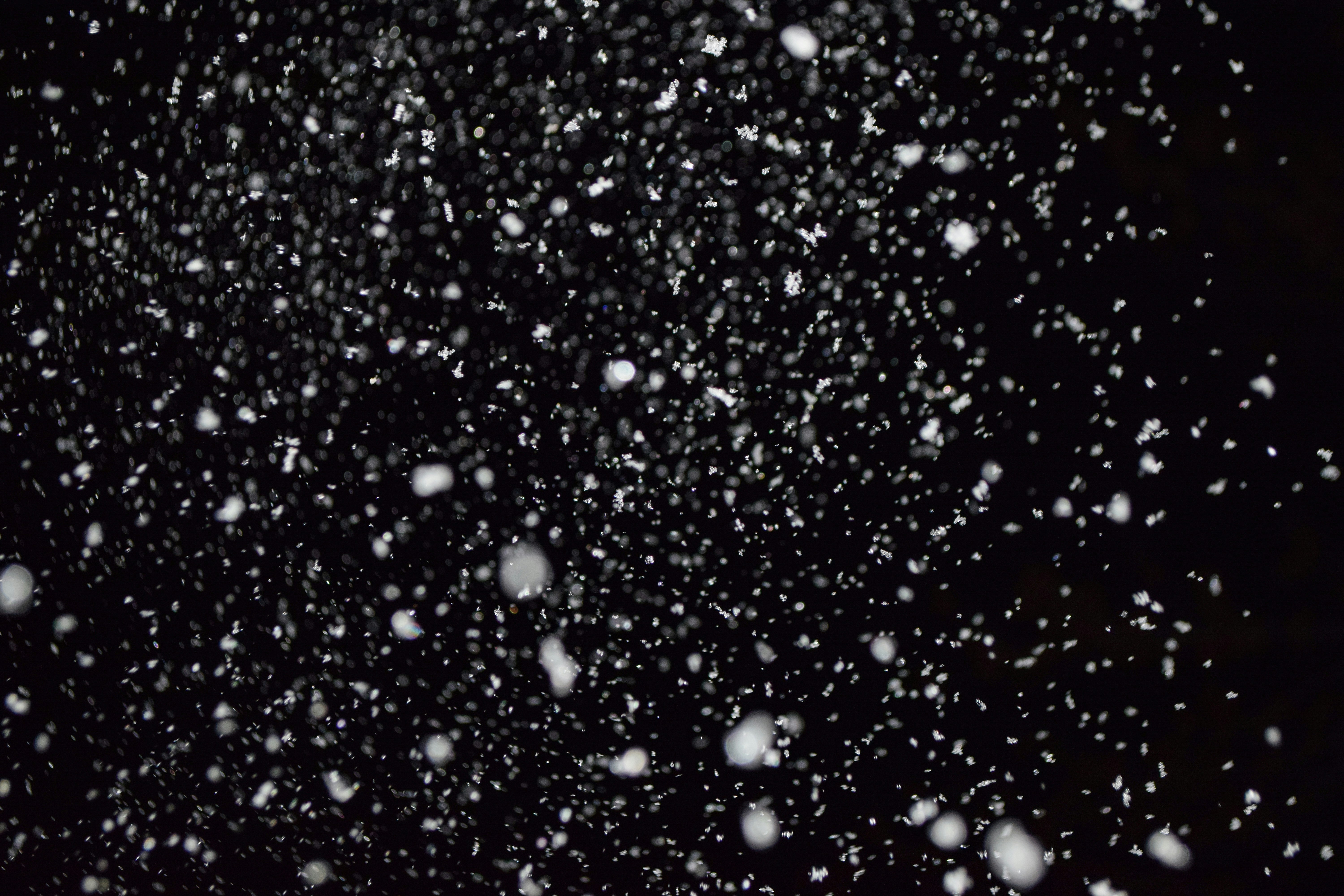 A black and white photo of snow falling photo – Free Snow Image on Unsplash