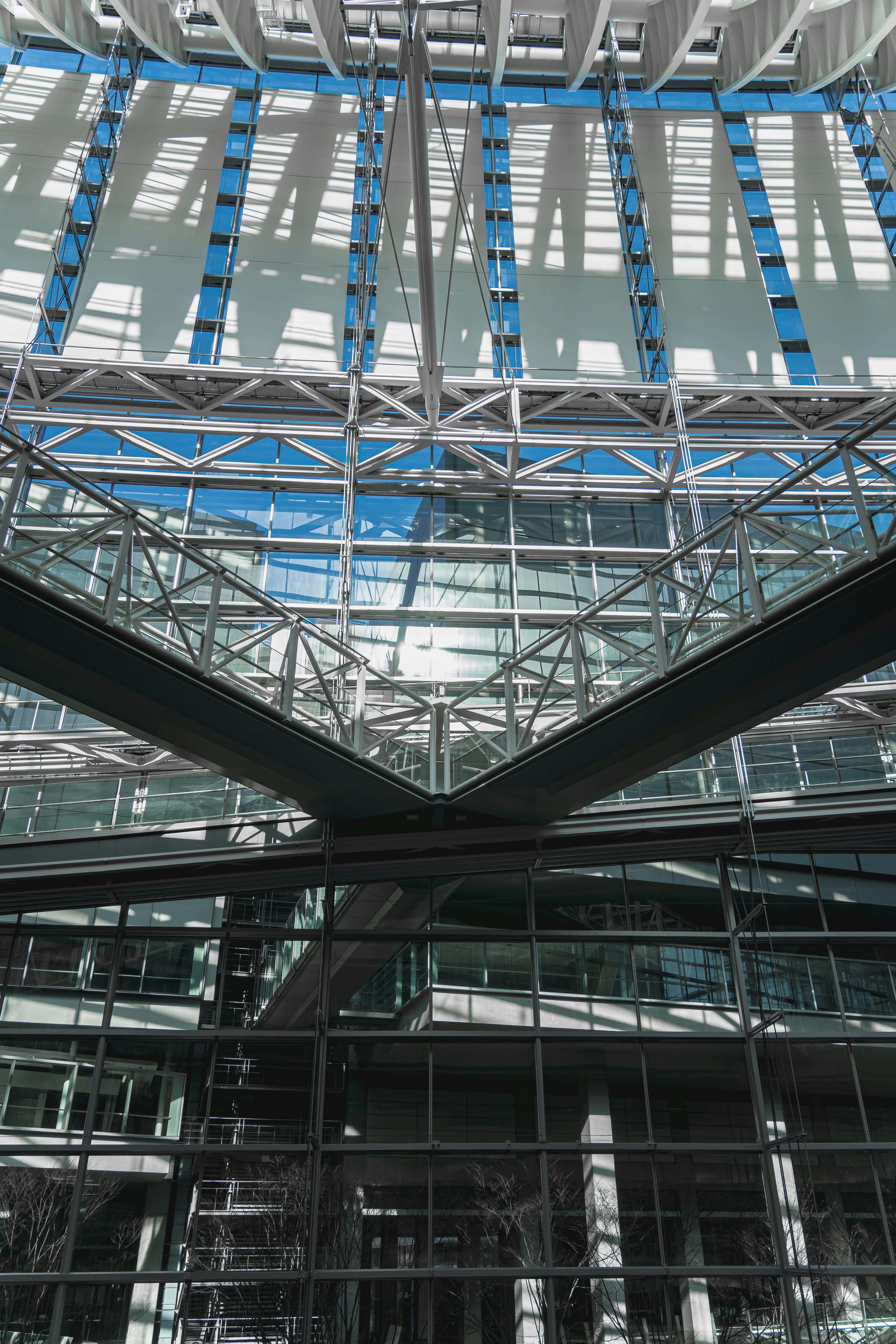 Un très grand bâtiment qui a une sorte de structure en lui photo ...