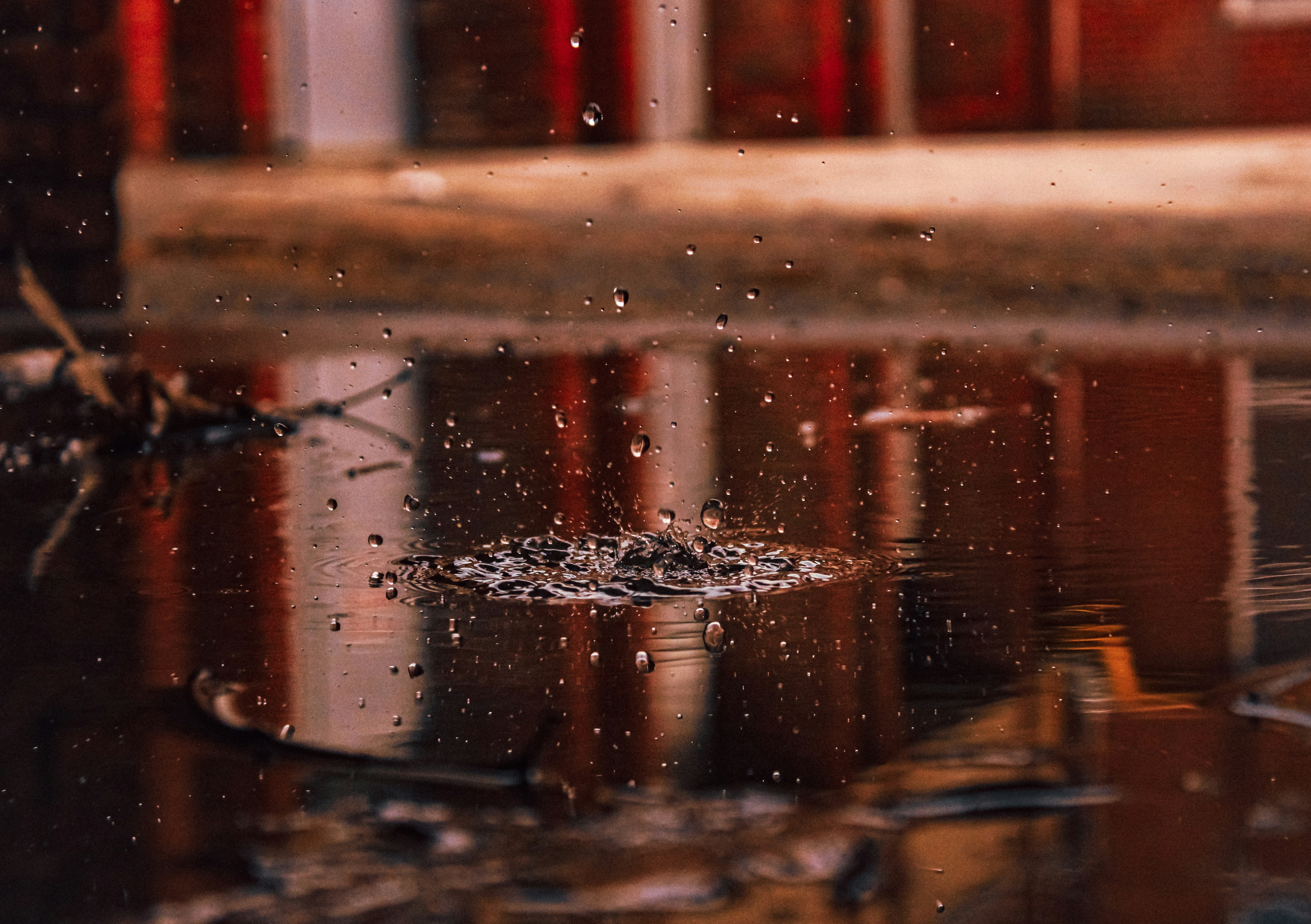 Une flaque d’eau posée au-dessus d’une flaque d’eau photo – Photo L'eau ...