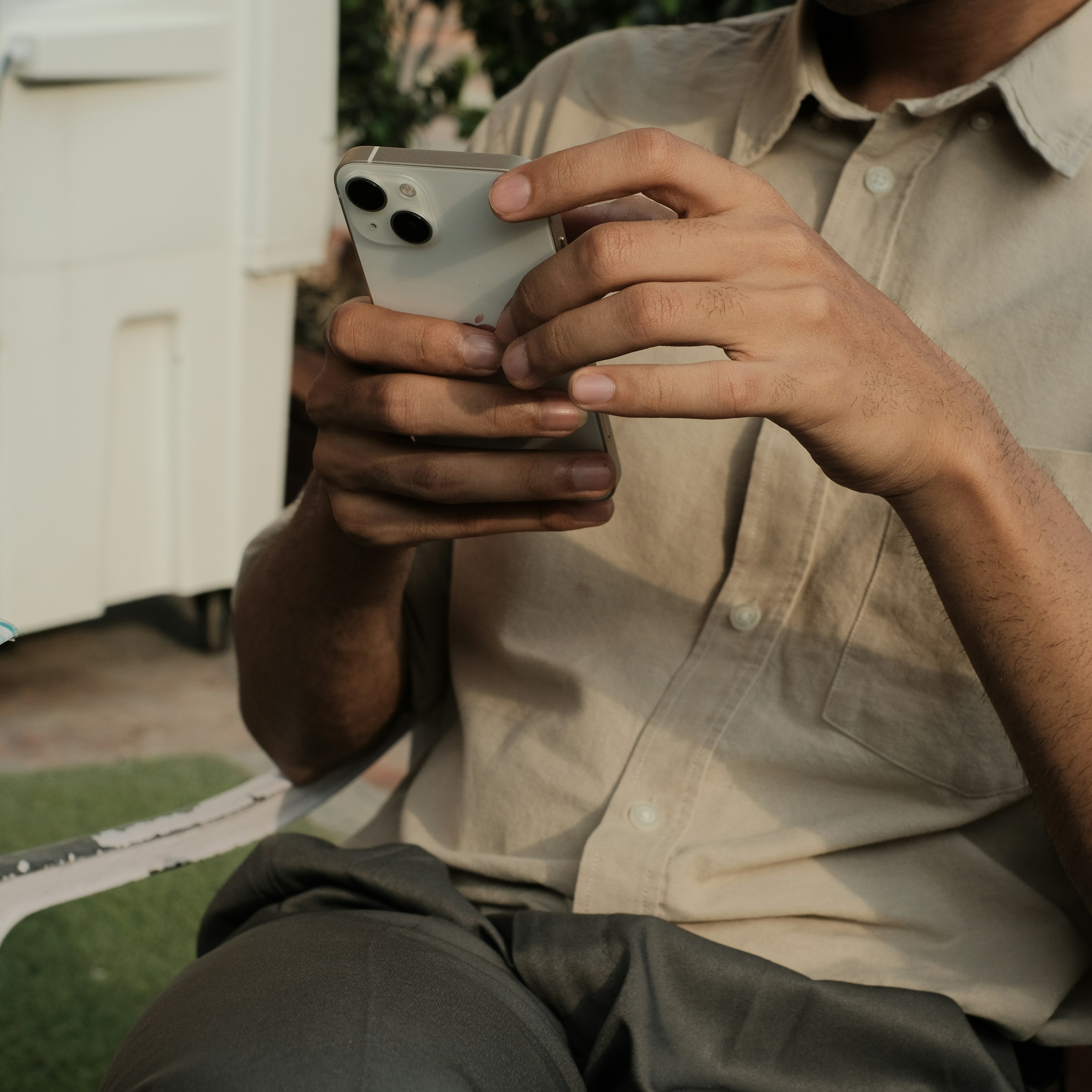 A man holding a cell phone in his hands photo – Free Man Image on Unsplash
