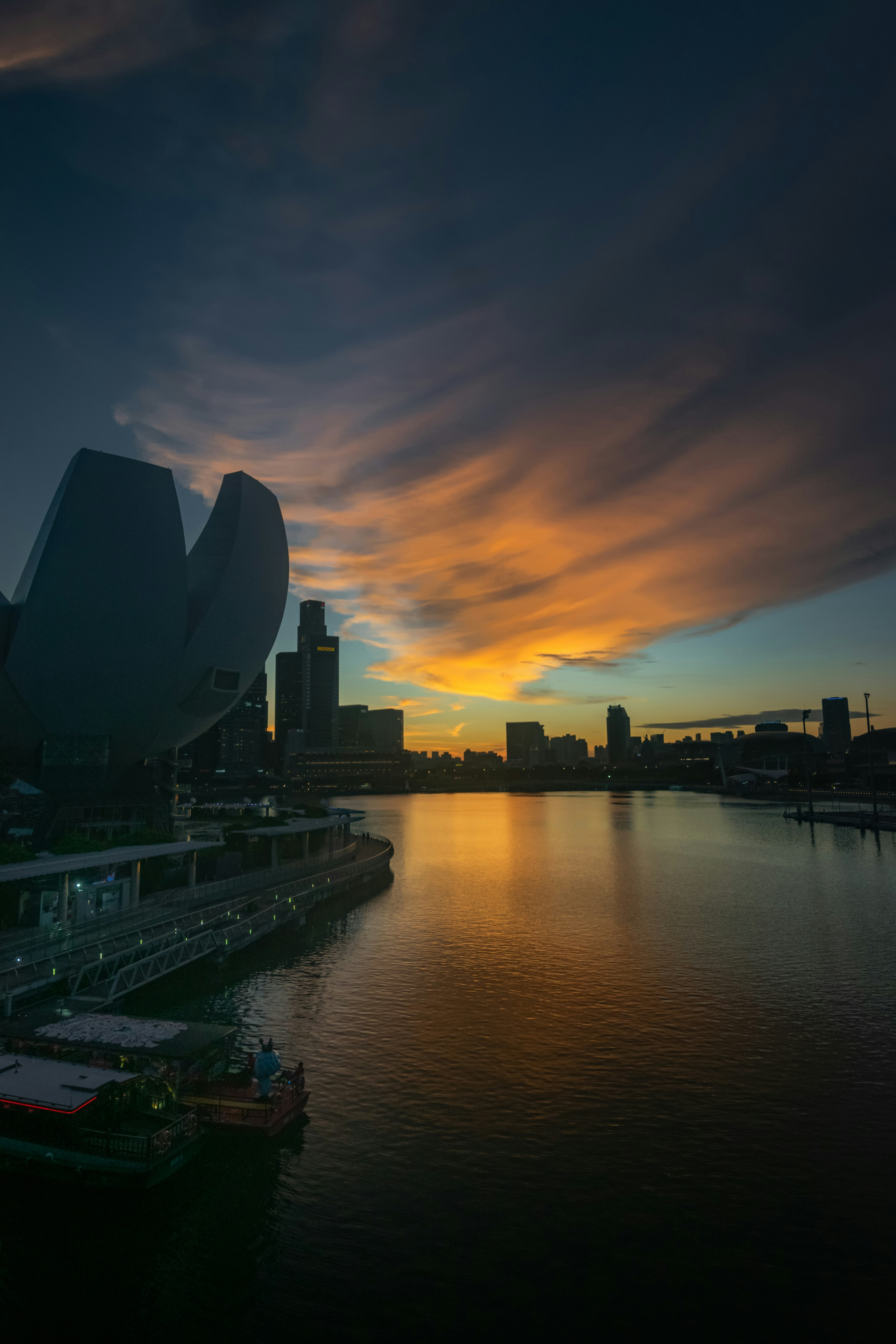 Marina Bay Dusk: Silhouettes Against a Fiery Skyline and Golden Reflections