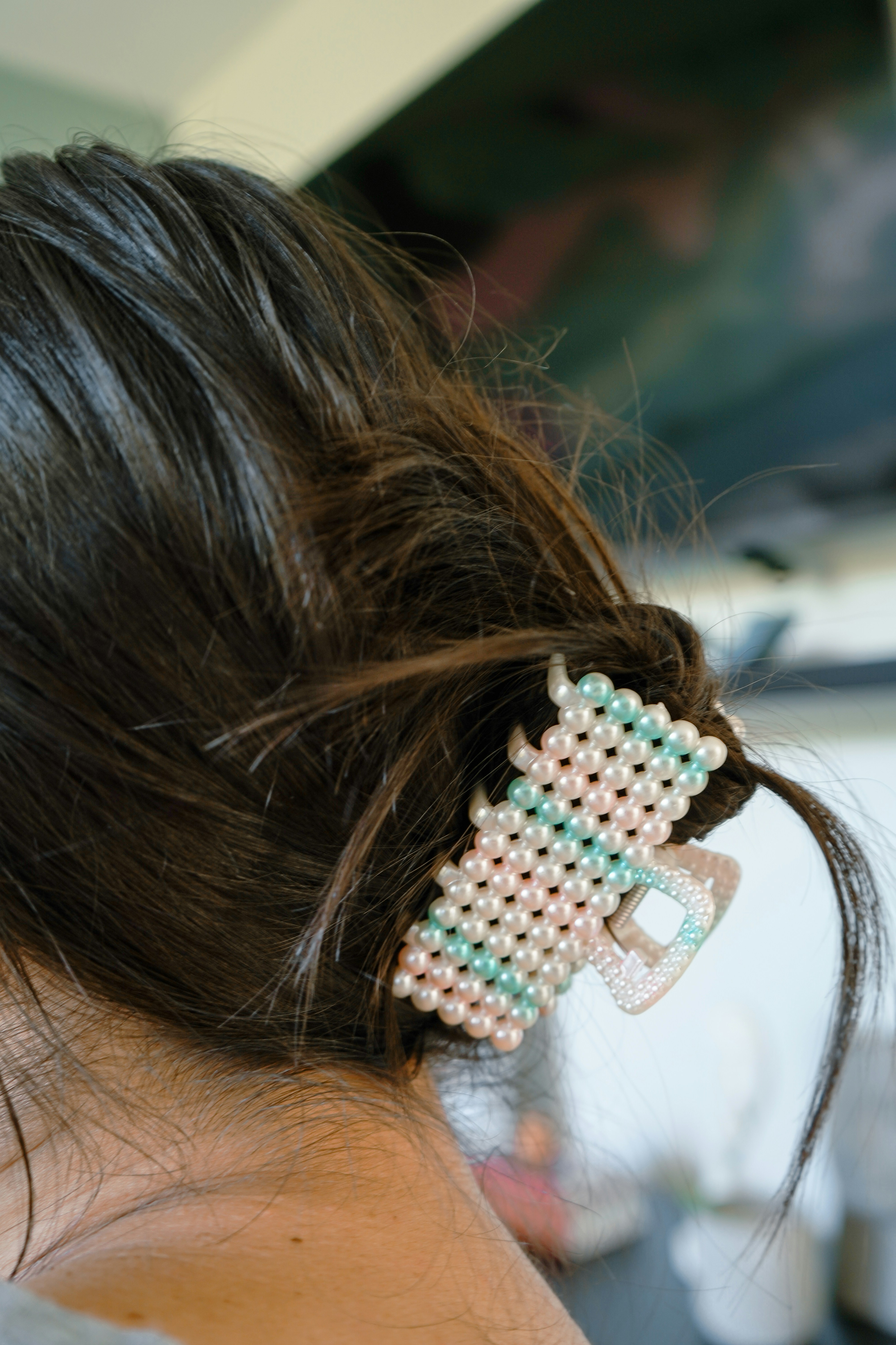A close up of a person with a hair clip in their hair photo – Free Hair ...