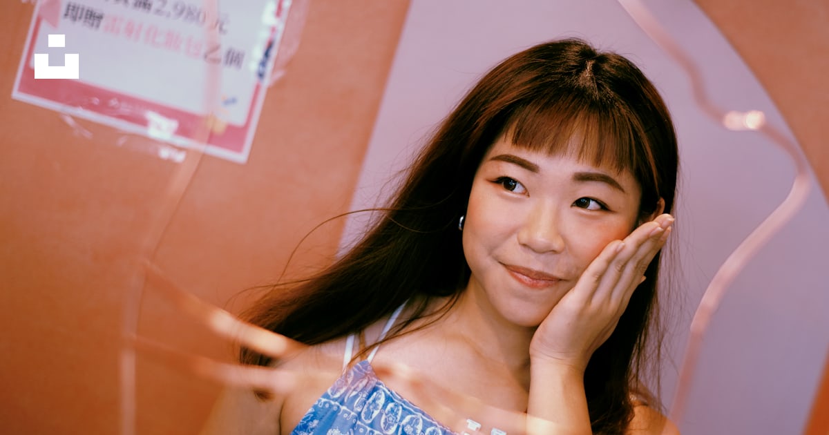 거울 앞에서 사진을 찍기 위해 포즈를 취하는 여자 사진 Unsplash의 무료 얼굴 이미지