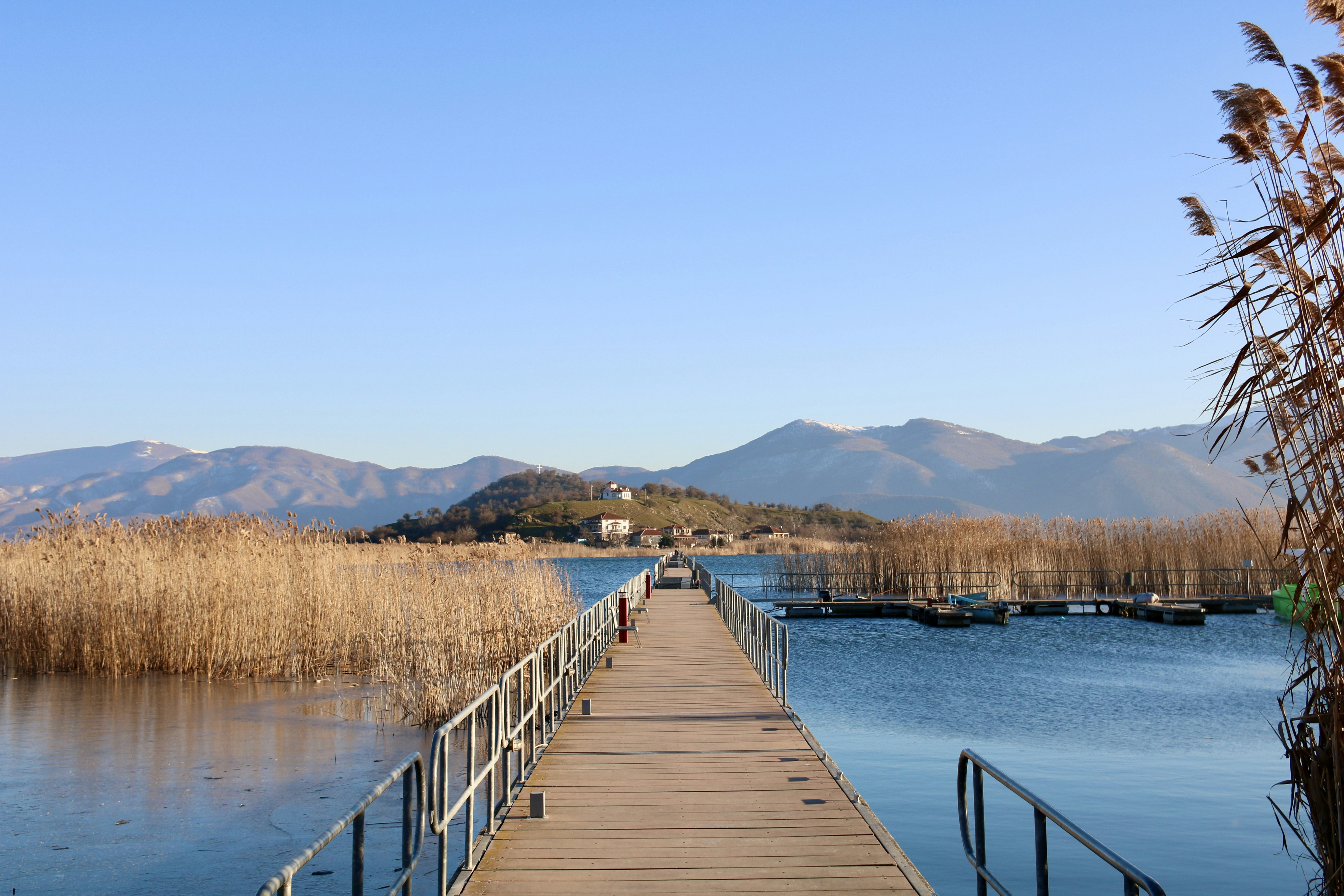 Un quai en bois menant à un plan d’eau photo – Photo En plein air ...