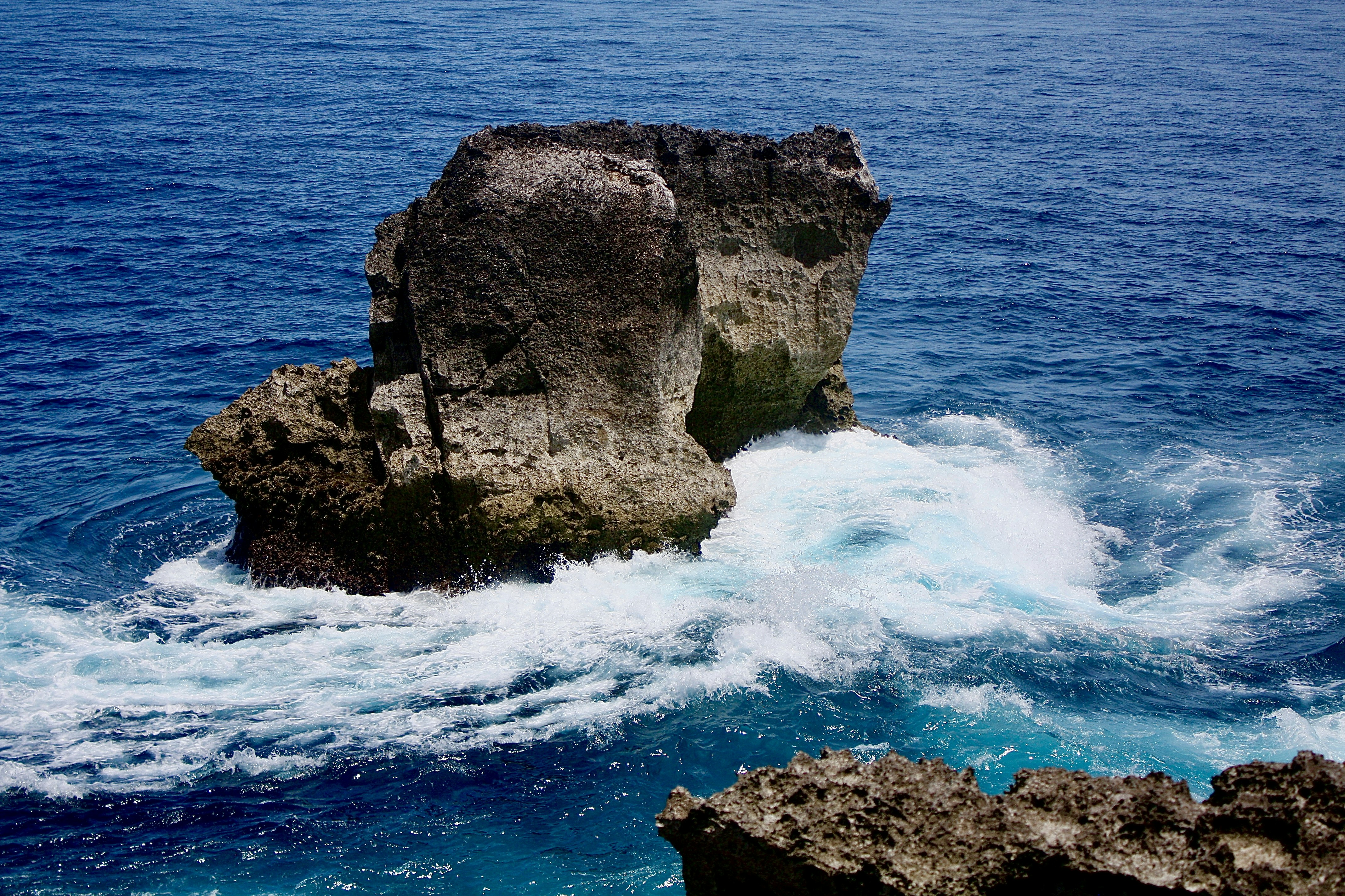 Un gros rocher sortant de l’océan photo – Photo Klungkung Gratuite sur ...