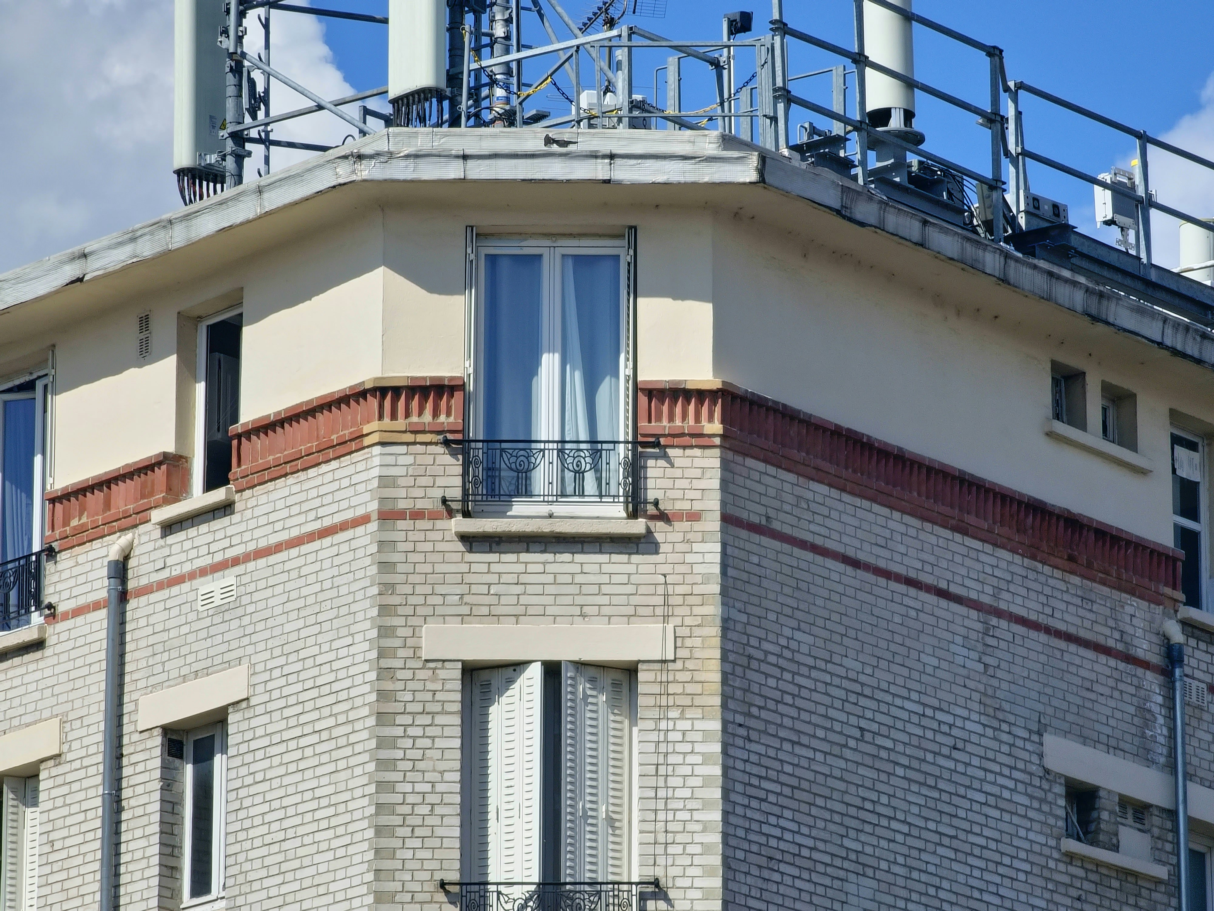 Un grand bâtiment en briques avec un balcon en métal photo – Photo ...