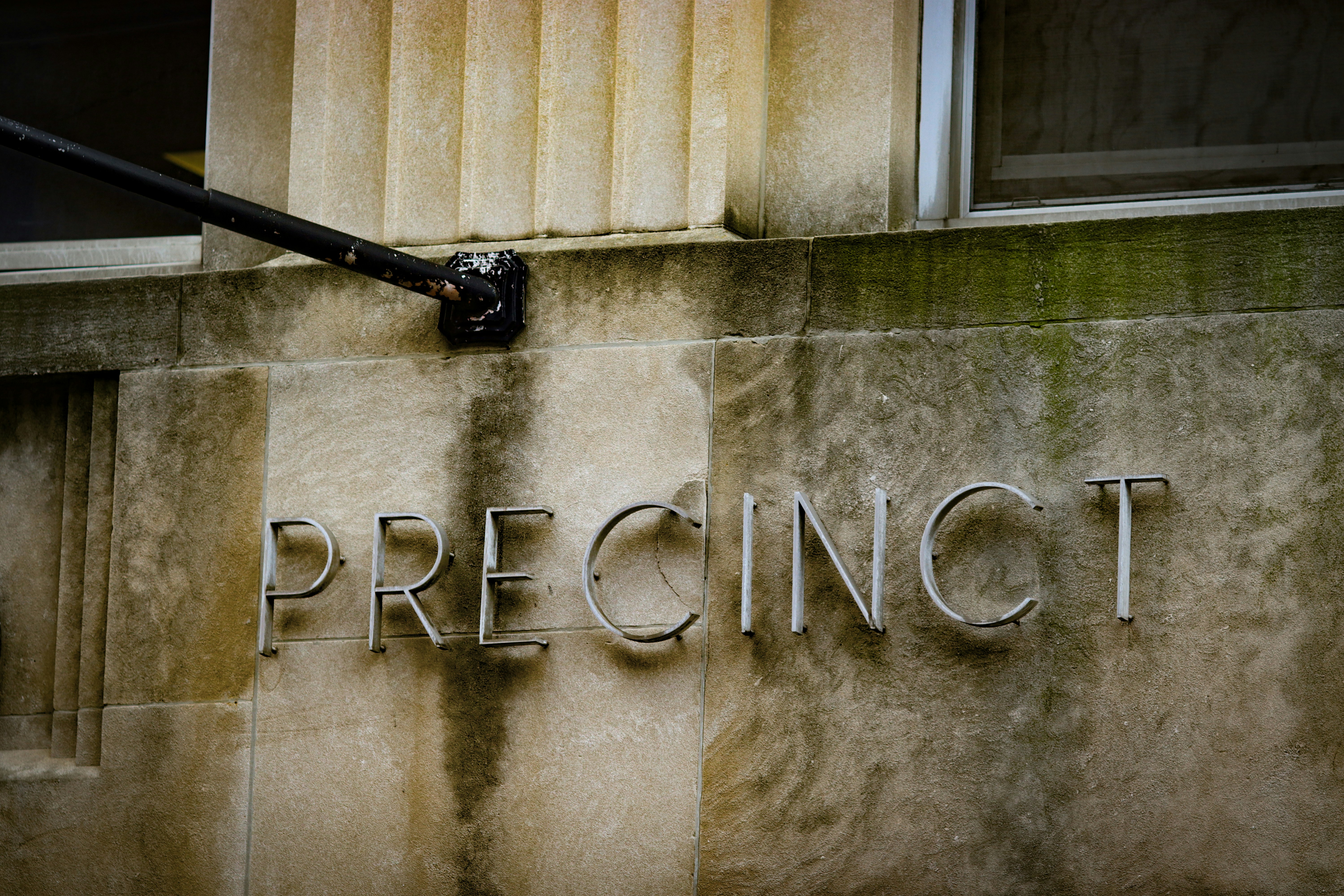 A sign on a building that says precint photo – Free City Image on Unsplash
